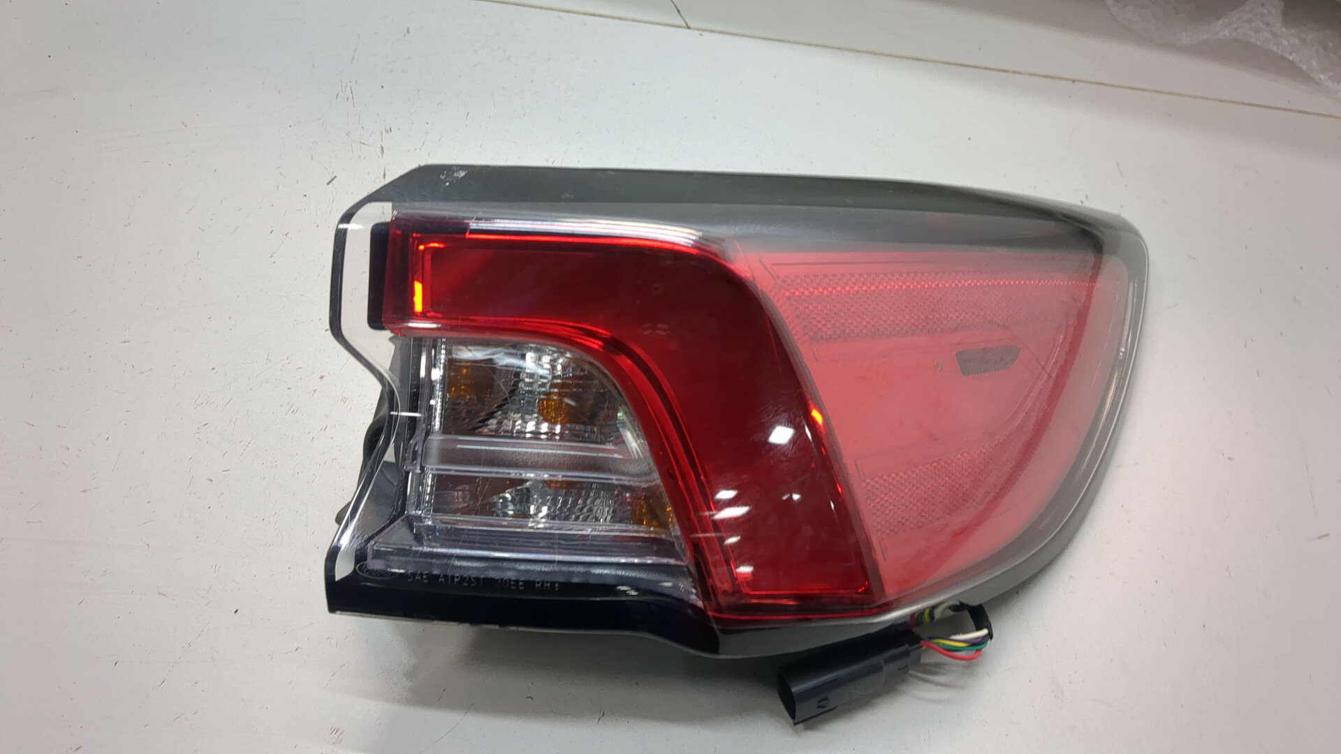 Фонарь (задний) правый Ford Escape Б/У