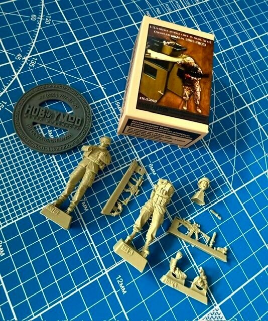 EM-35063 Фигурка для самостоятельной росписи 1:35 U.S. marines humvee crew in fight