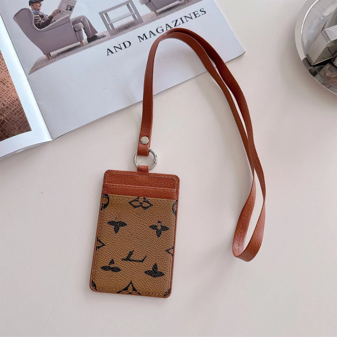 В наличии держатель для карт, вставка для карты, держатель для бейджа, держатель для удостоверения личности, шнурок для шеи, держатель для карты доступа, чехол для студенческого удостоверения, модный бренд