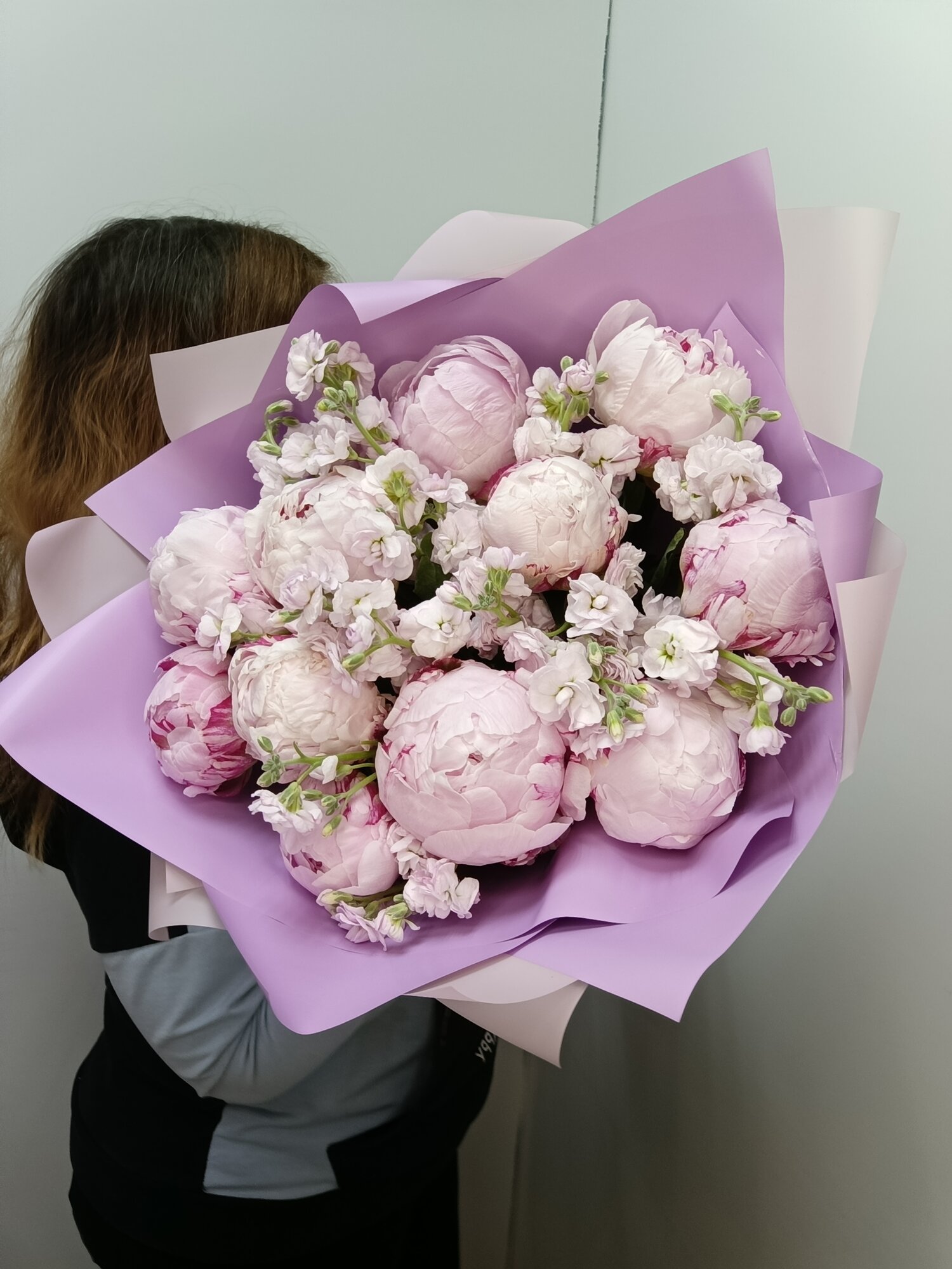 Букет пион и маттиола, розовый, фиолетовый, для любого праздника