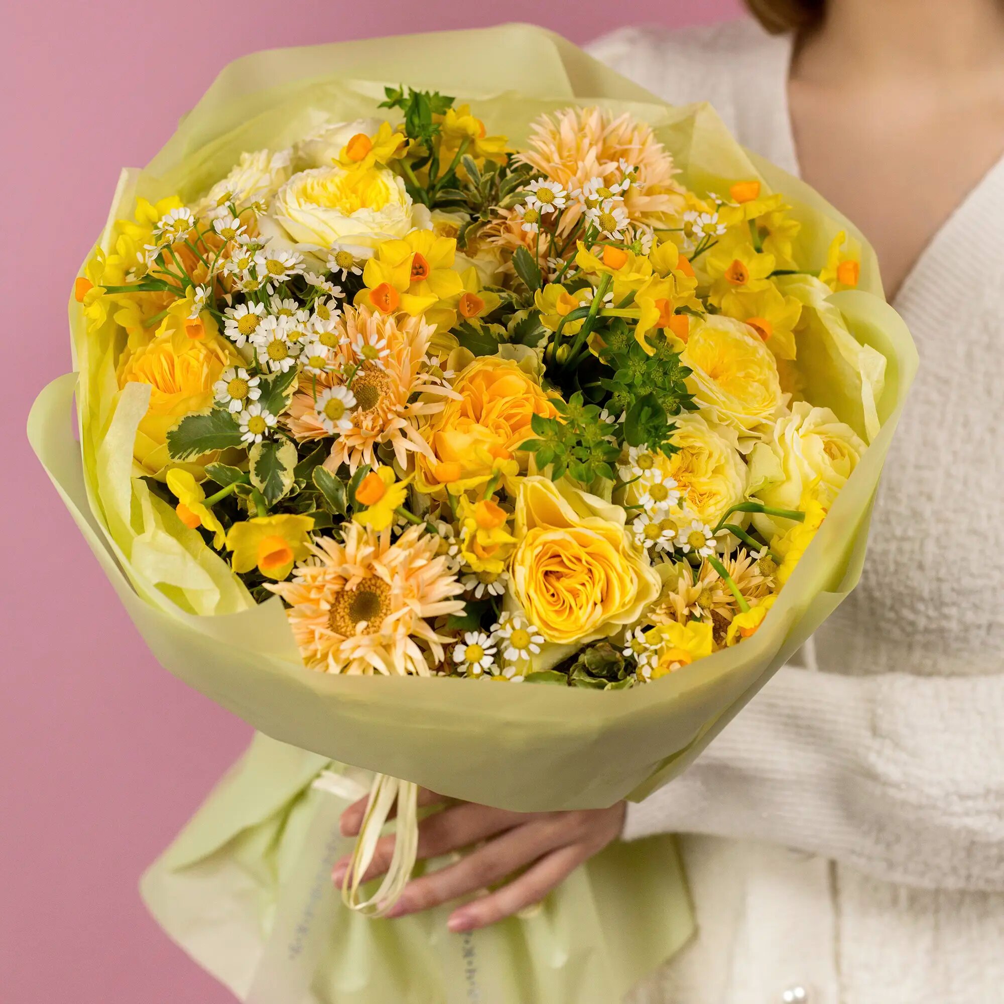 Букет из минигербер, роз и нарциссов №2345