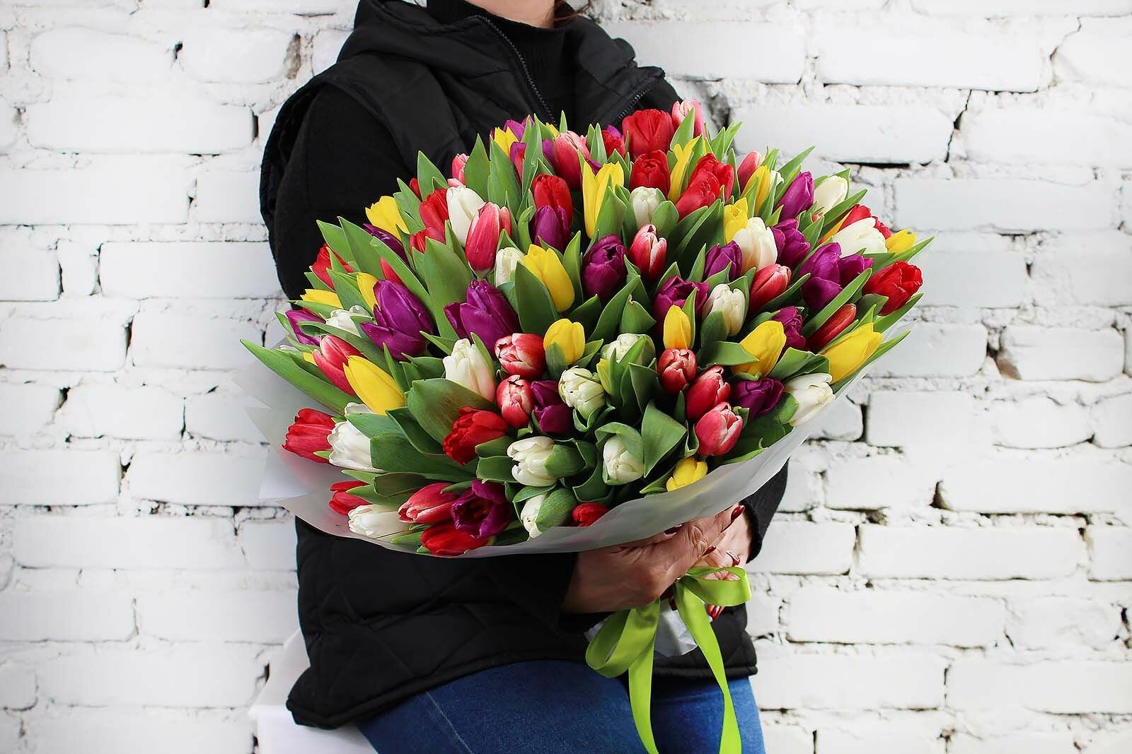 Букет 101 тюльпан микс в упаковке
