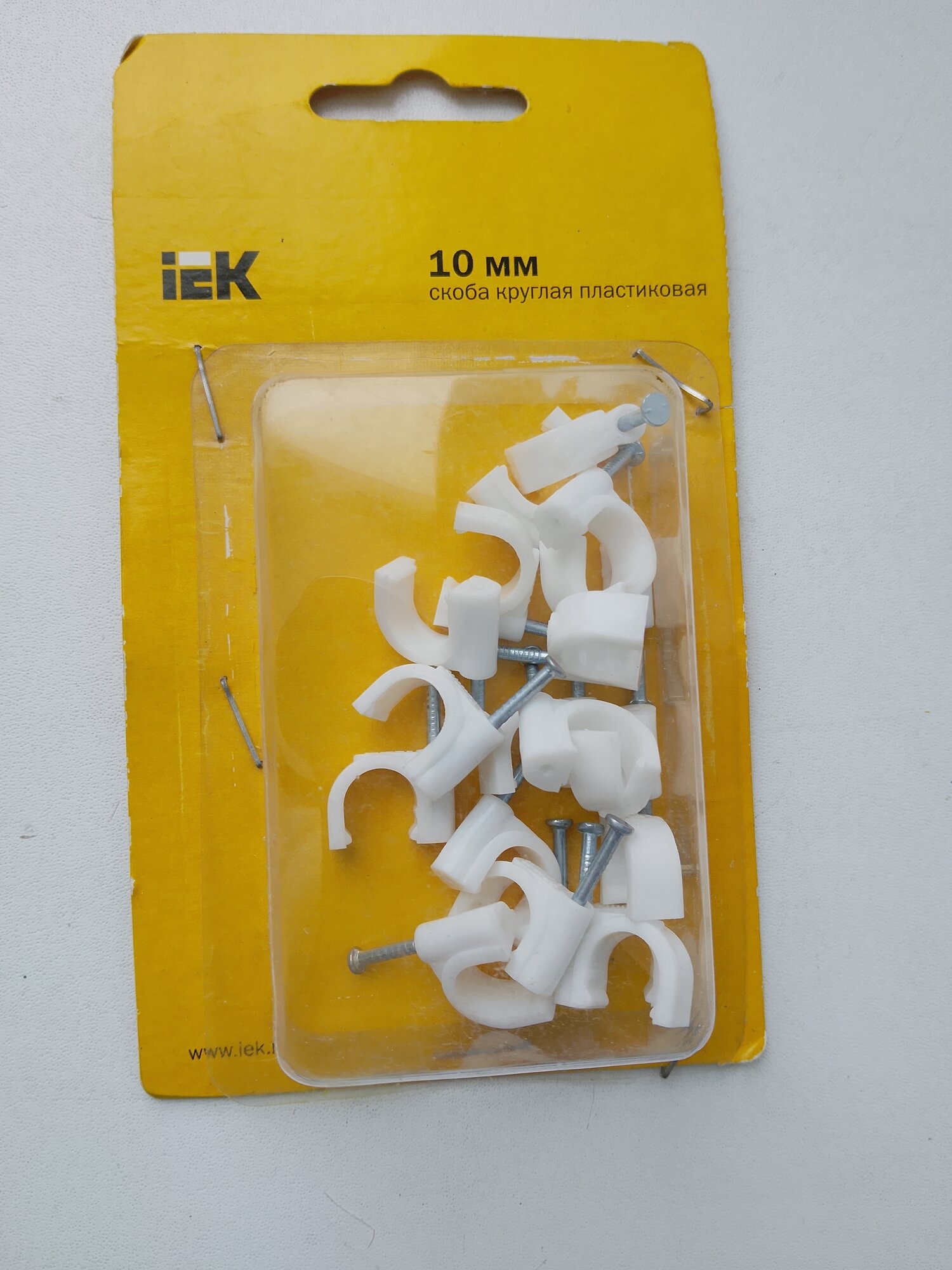 Скоба круглая пластиковая с гвоздём 10 мм "ИЭК" цвет белый в паковке 20 штук.