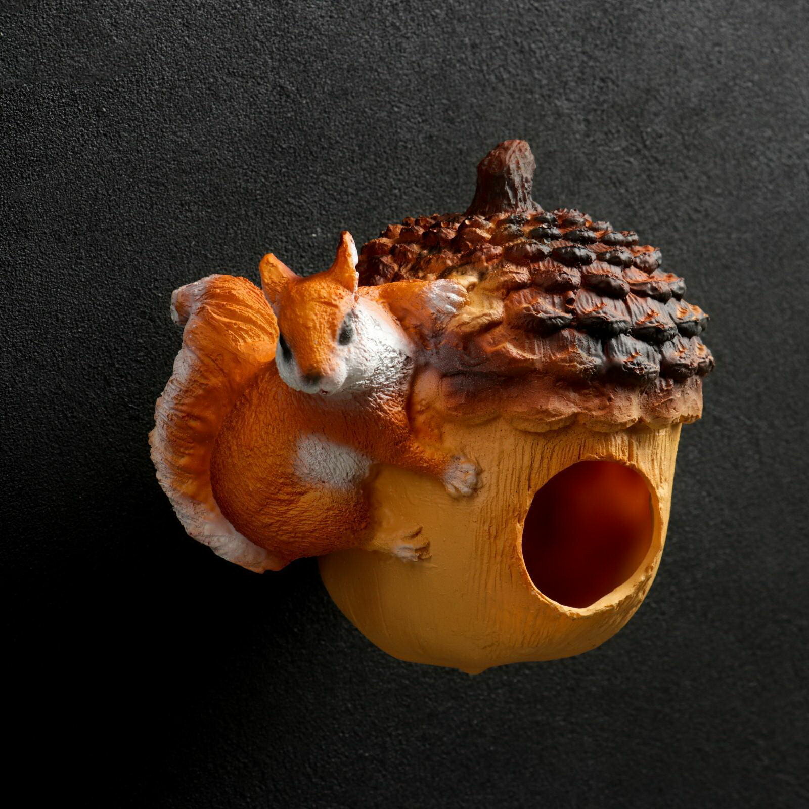 Подвесной декор - кормушка из полистоуна "Орех с белкой", 18x16 см