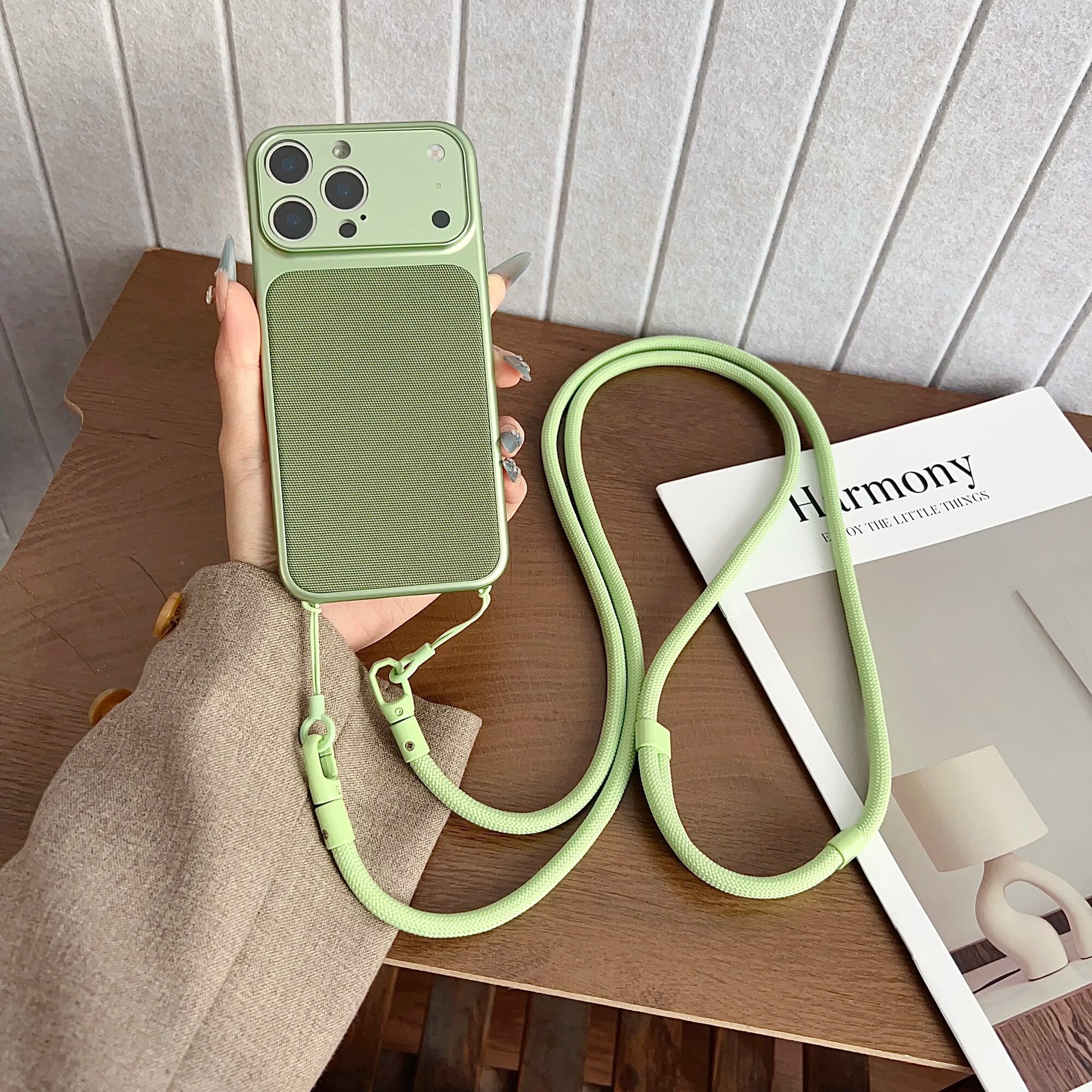 Чехол на iPhone 17 Pro Green с ремешком-шнурком