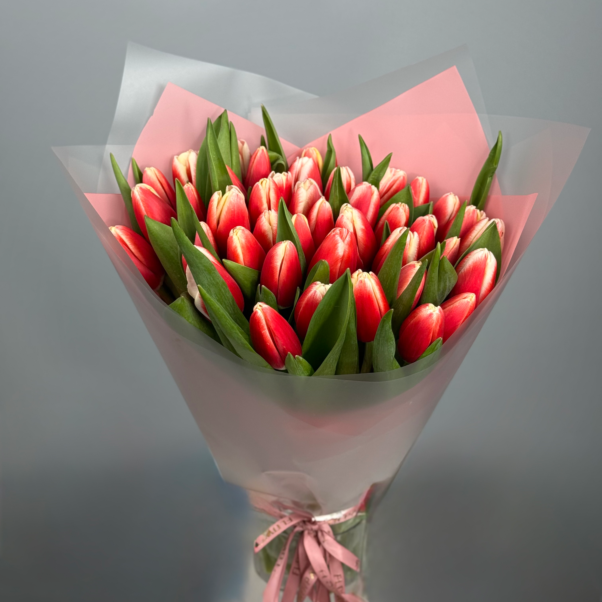 Букет из 41 красных тюльпанов в стильной упаковке. «365 Поводов» - живые цветы с доставкой