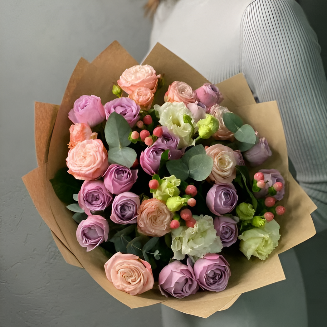 Букет свежесрезанных цветов из кустовых роз, гиперикума и ароматного эвкалипта