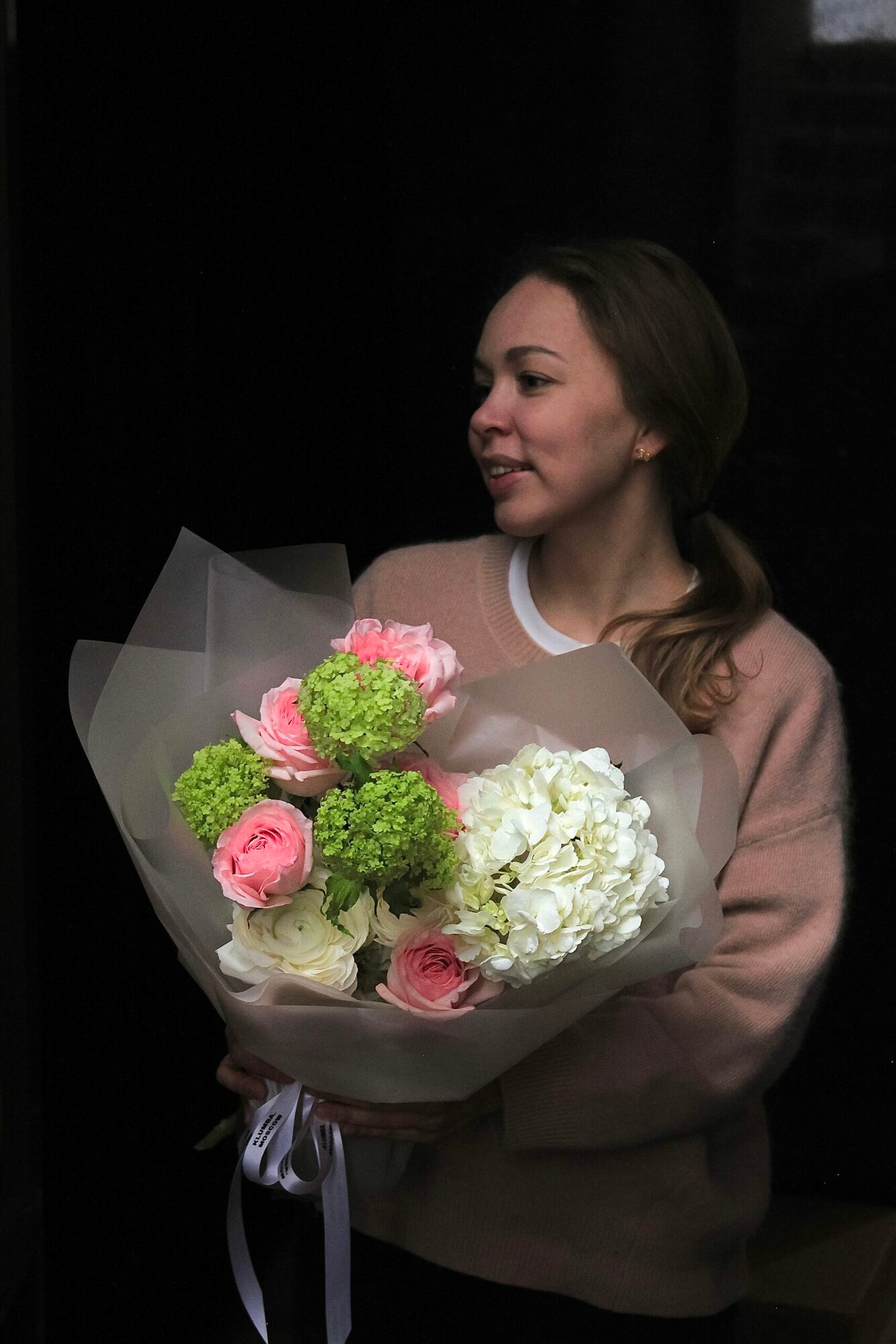 Букет клумба. москва, сборный, в аквабоксе, с розами, вибурнумом, лютиком и гортензией