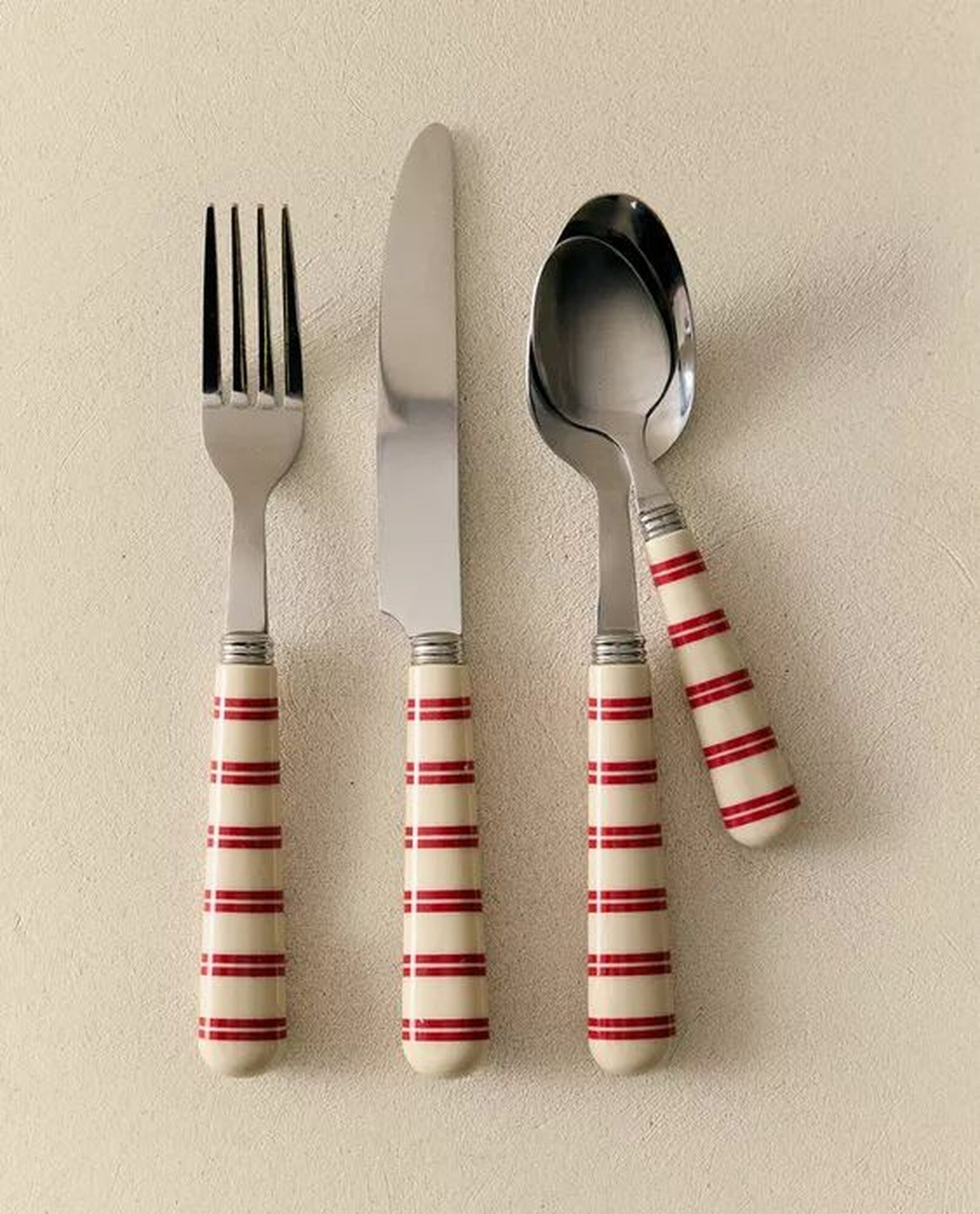 Набор из 4 столовых приборов ZARA HOME 6250/311/600 - с полосатыми ручками, 10 х 2 см, цвет красный