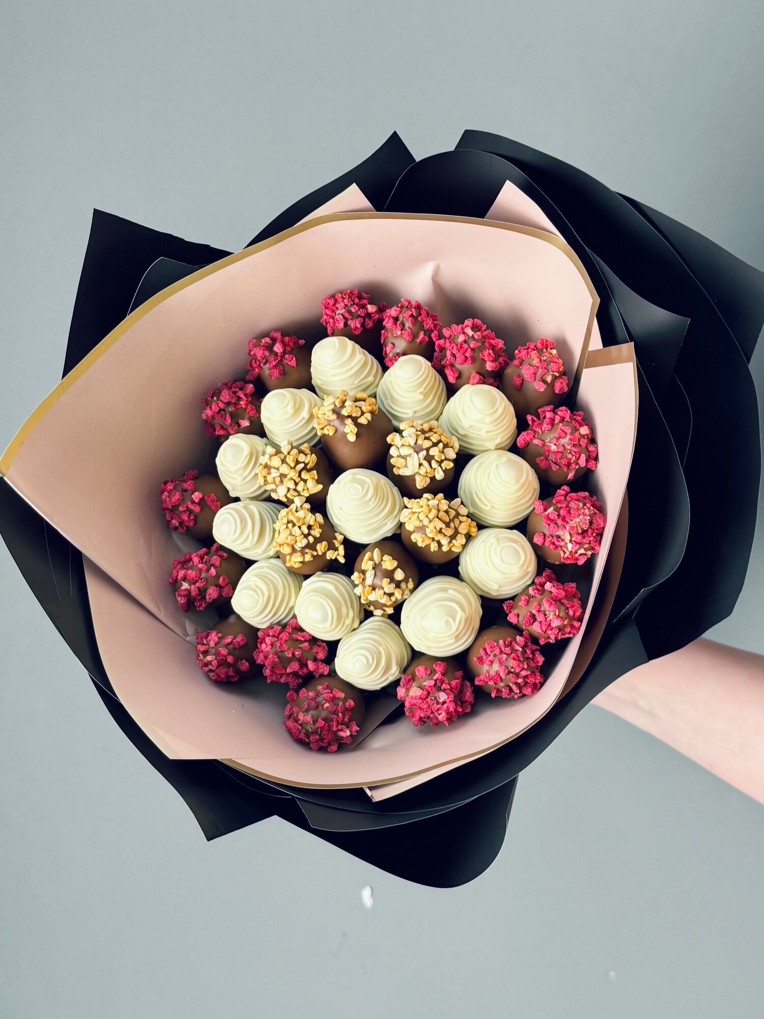 Букет из клубники в белом и молочном шоколаде «Королева», для любимой девушки, мамы, коллеги, сестры, жены, подруги, 35 шт