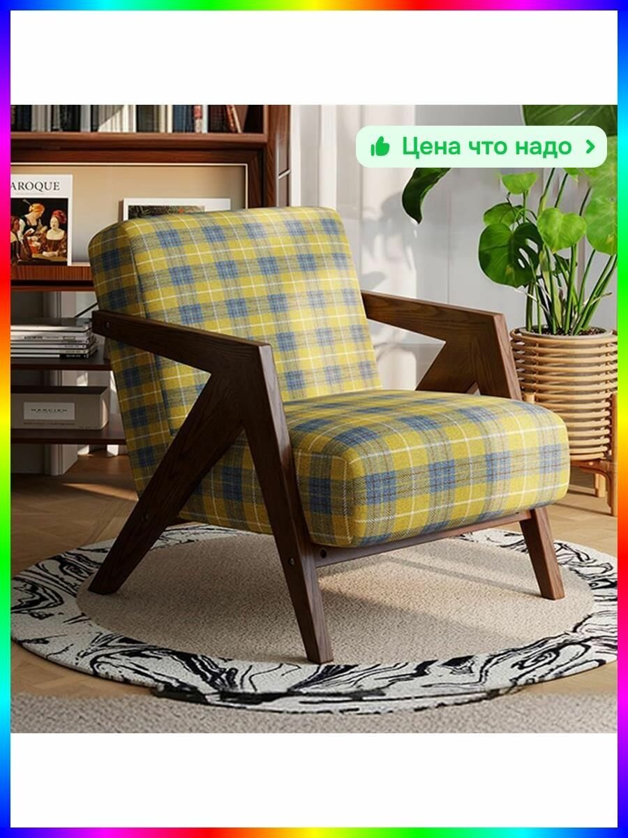 Ретро кресло с деревянным каркасом и мягким сиденьем для дома