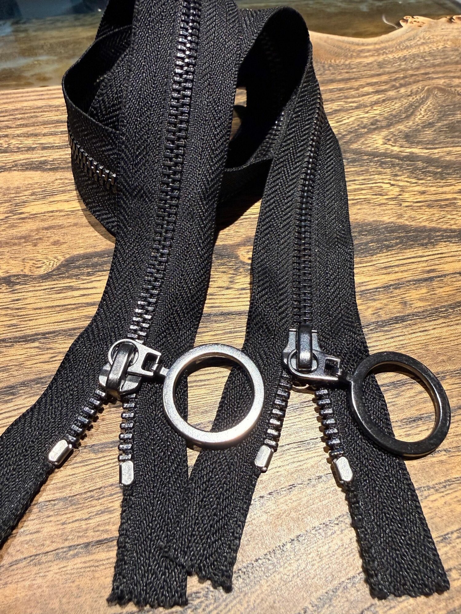 Молния металлическая, неразъемная, двухзамковая, 84 см, тип-М6, звено черная латунь, цвет тесьмы черный. Uz.