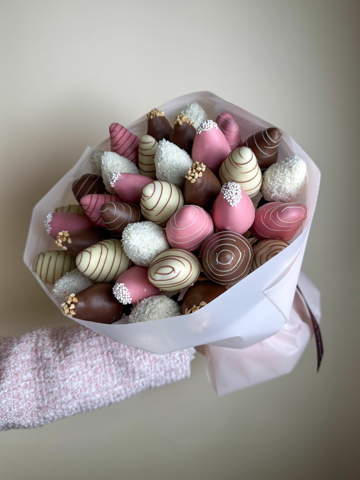 Подарочный букет из клубники в шоколаде "Strawberry boom" 35 ягод