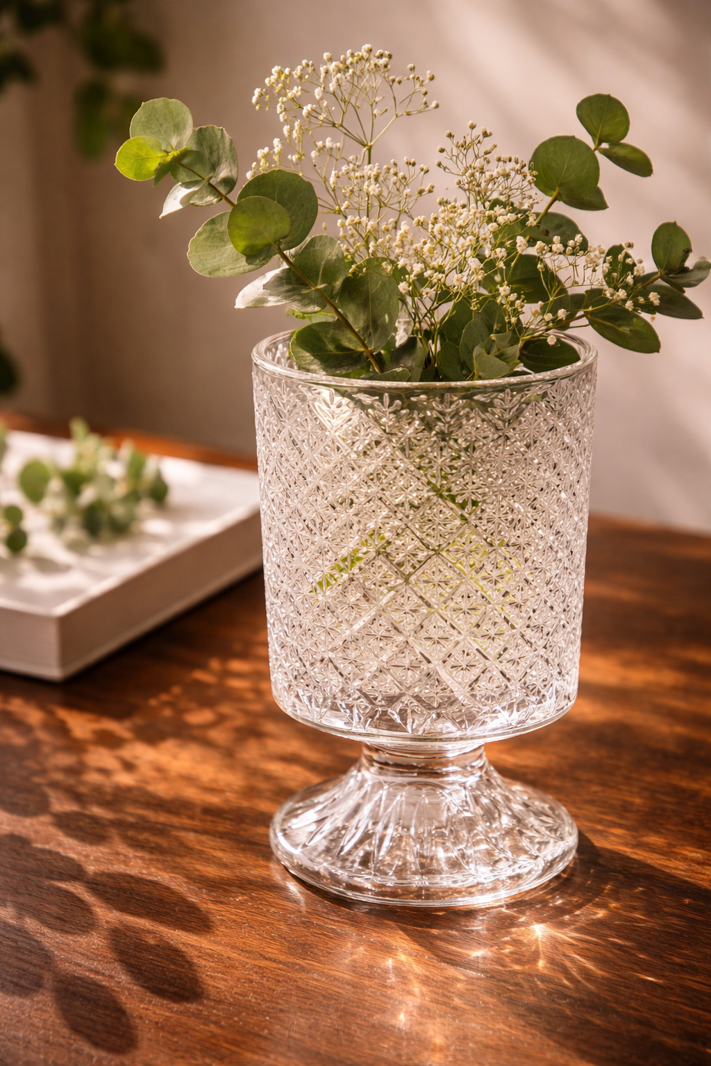 Ваза для цветов стеклянная на ножке 800 мл, с рельефным узором, интерьерная декоративная ваза-бокал