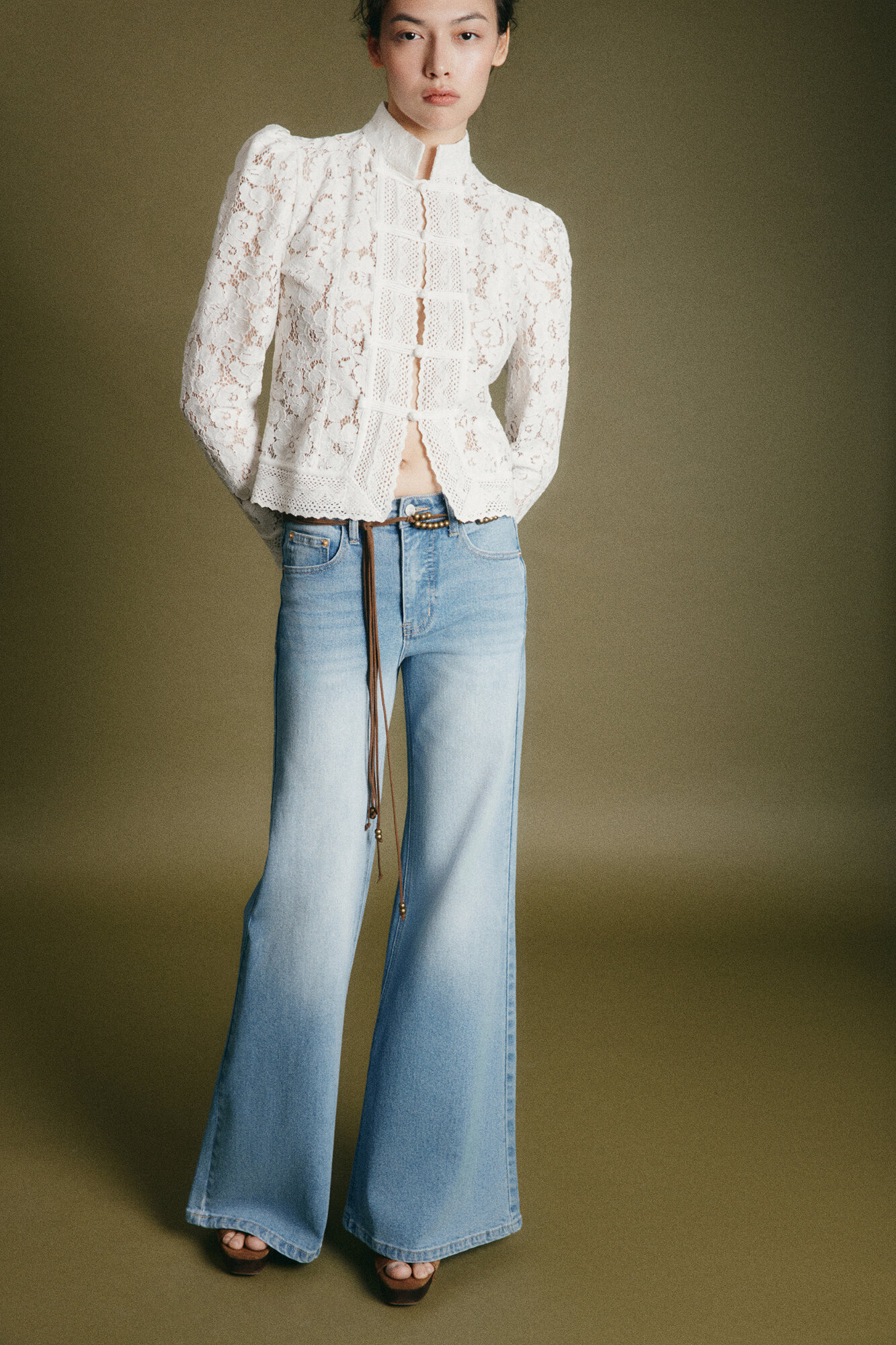 Джинсы клеш клеш со средней посадкой удлиненные 