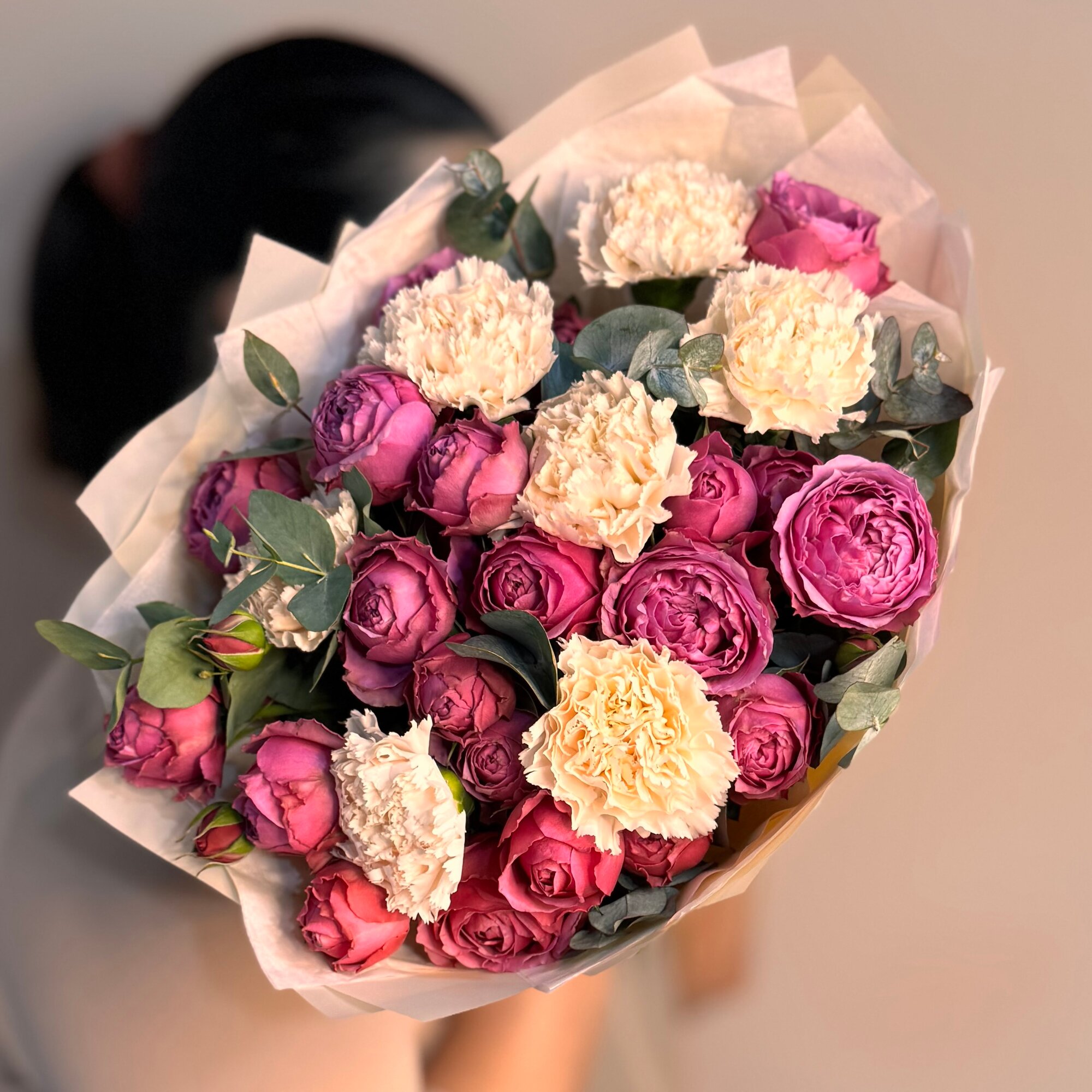 Букет с кустовой пионовидной розой Мисти баблс и кремовыми гвоздиками брют с эвкалиптом