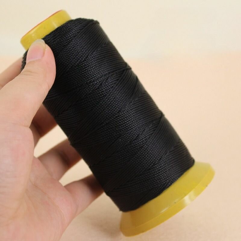 Браслет из плетеной проволоки в виде башни из нитей