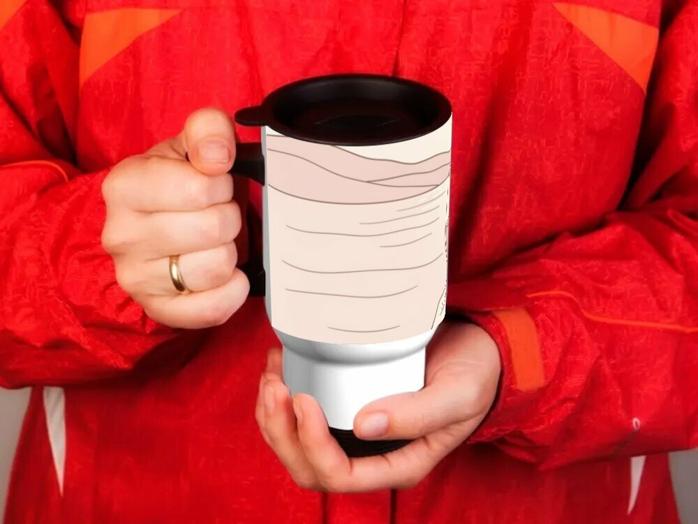 Тремокружка для авто с принтом "Бокал вина на закате у моря. Минималистичная пастельная иллюстрация с руками, держащими винный бокал на фоне спокойной воды, холмов и мягкого." 0.5 л.