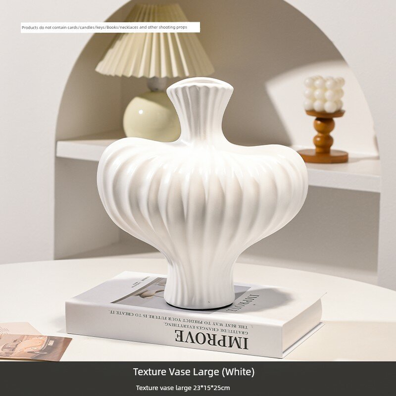 Большая керамическая ваза с матовой текстурой белого цвета для интерьера гостиной, столовой или прихожей