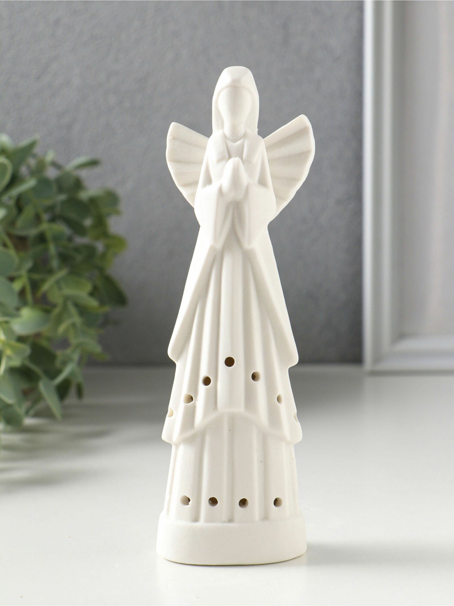 Фигурка керамика "Девушка-ангел в мантии", белый, 5.4x3.4x17.7 см