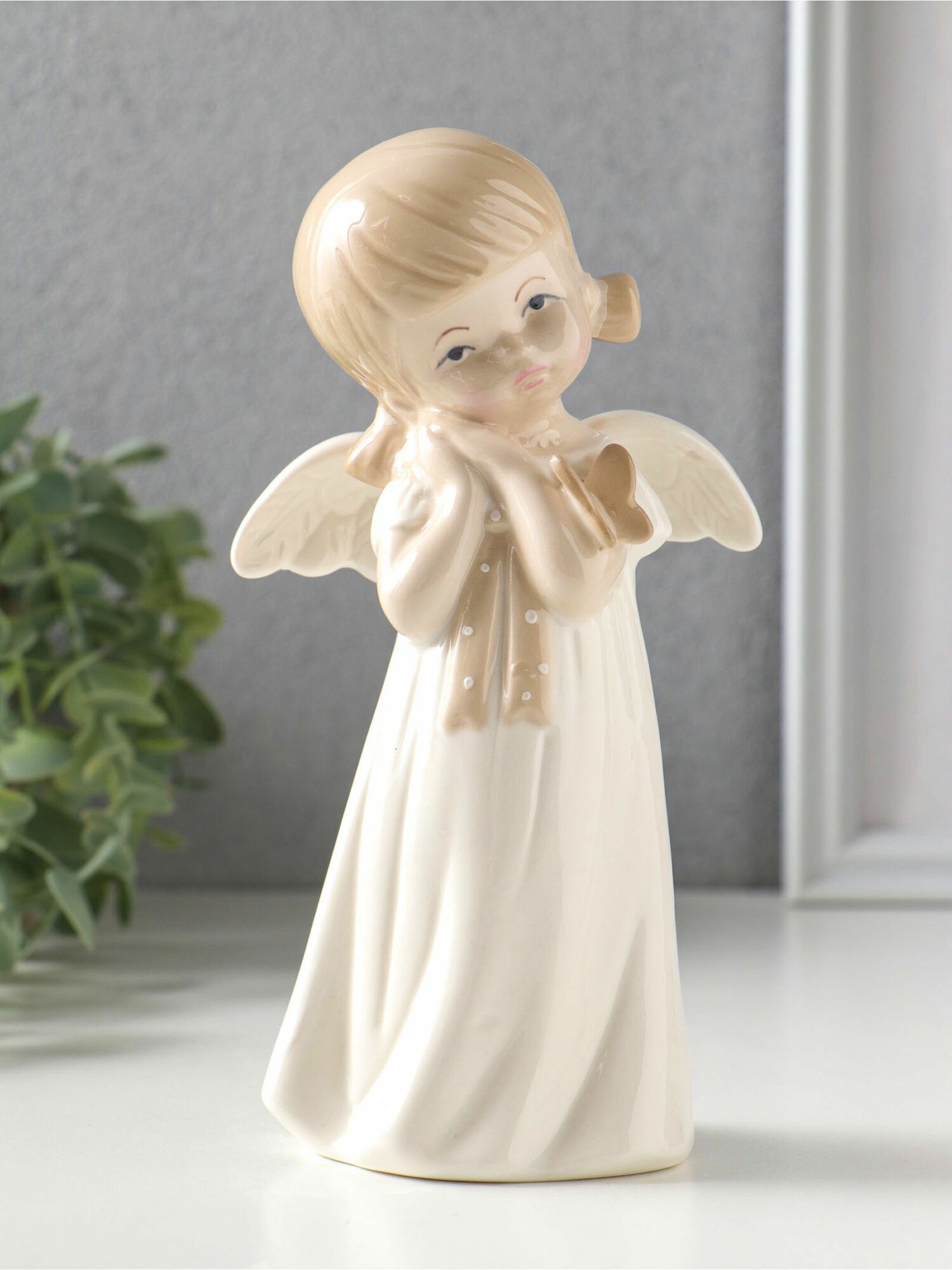 Фигурка керамика "Девочка-ангел с хвостиками, с бабочкой на руке", 9.6x6.8x18.3 см