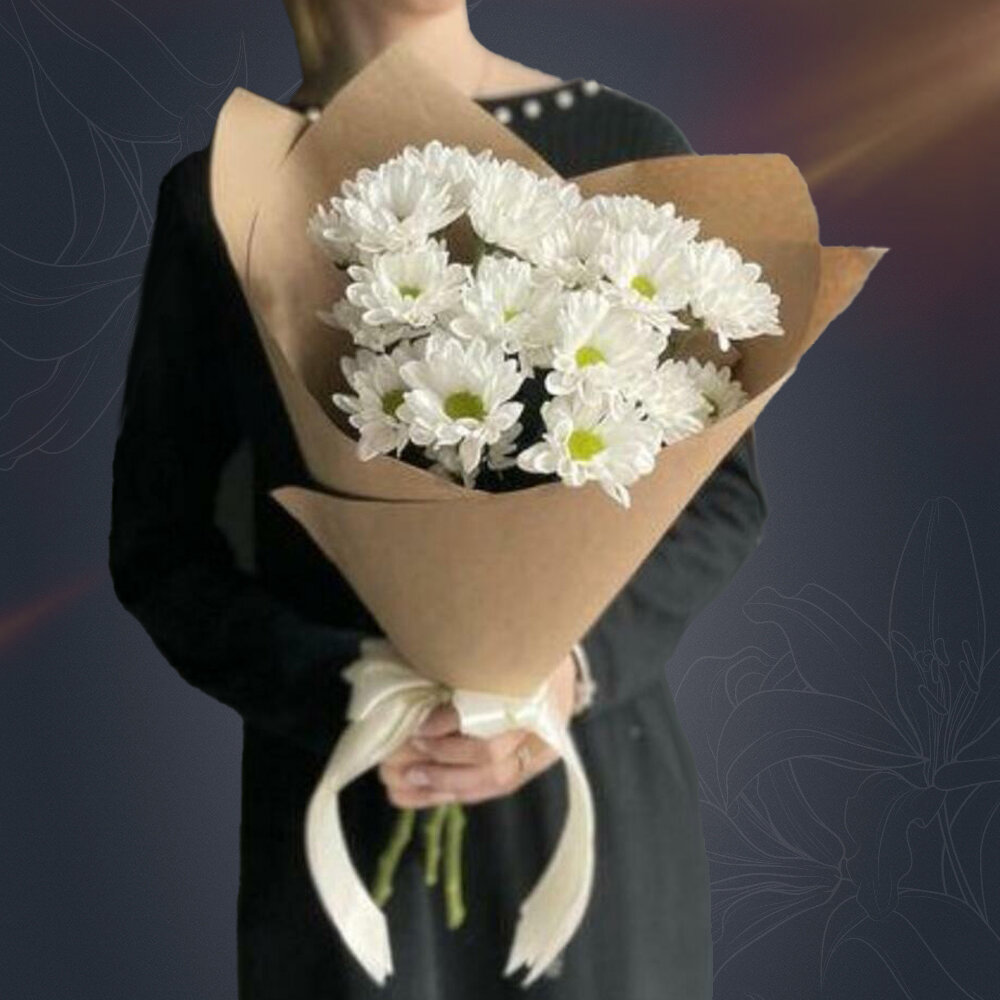 Букет из 3 белых кустовых ромашковых хризантем в крафте с атласной лентой от 2name flowers