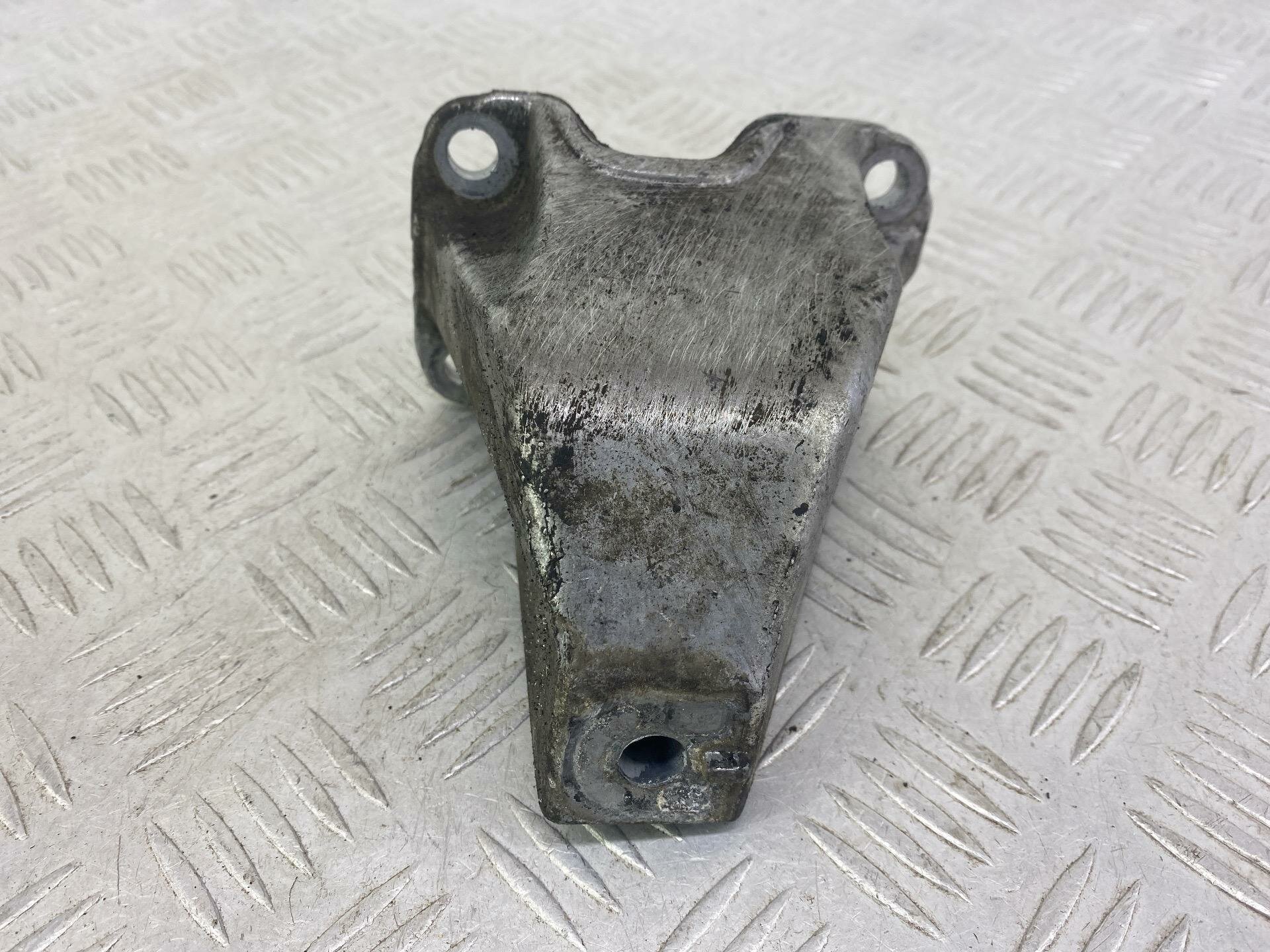 Кронштейн коробки (балка кпп) Volkswagen Passat B5 1999 8D0399113AB