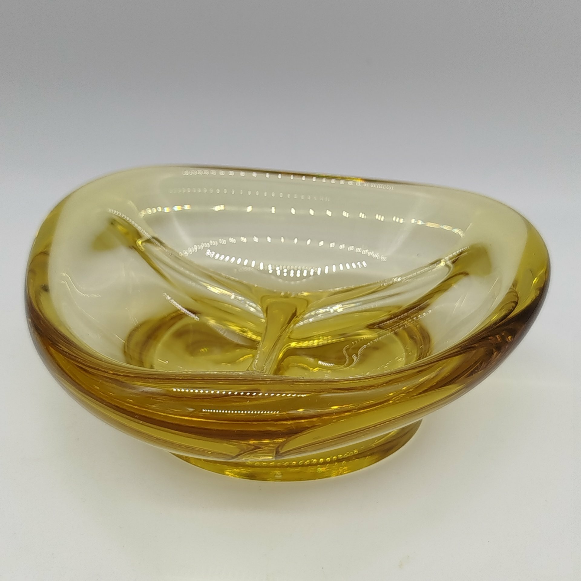 Пепельница желтого оттенка, стекло, гутная техника, Чехословакия, 1970-1990 гг.