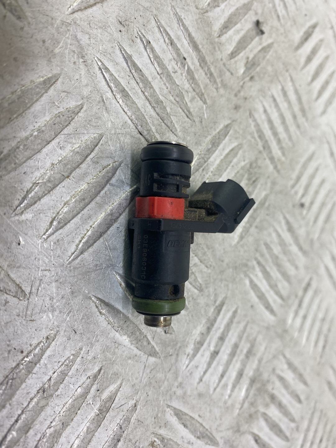 Форсунка топливная Volkswagen Polo 4 рест. 2008 03E906031C