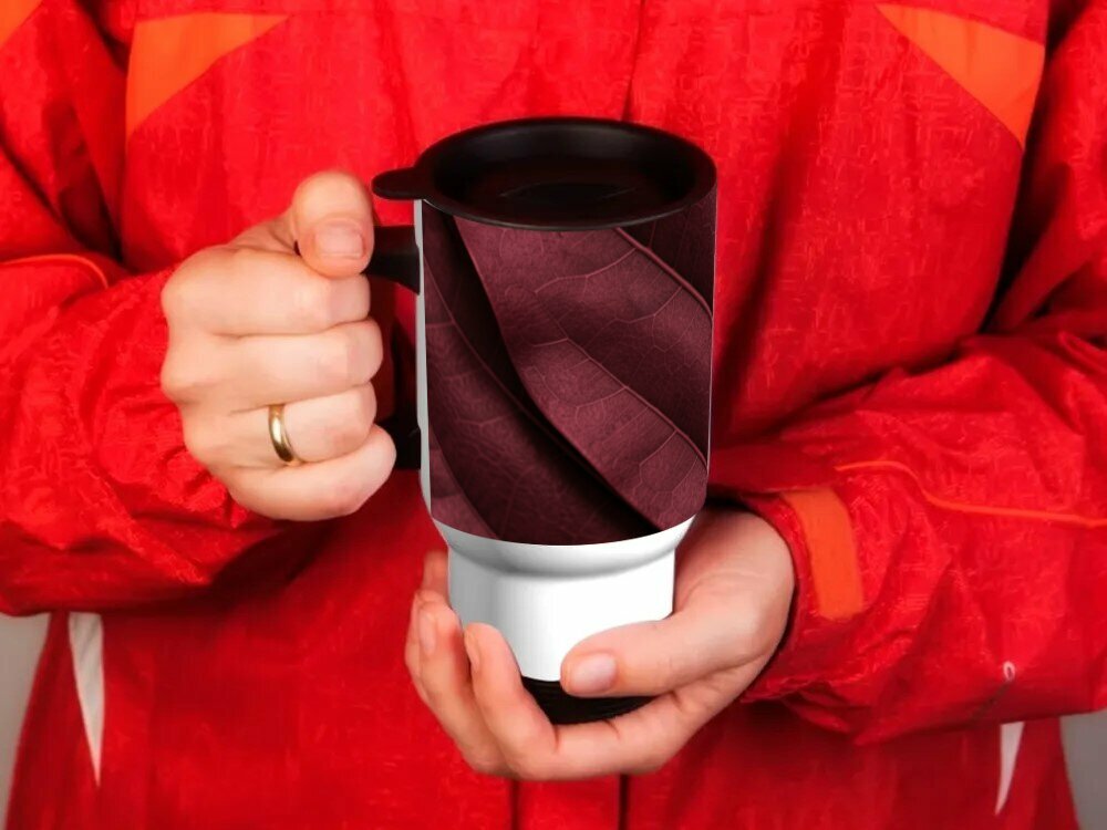 Тремокружка для авто с принтом "Бордовые тропические листья. Крупный план фактурной листвы в глубоких винных оттенках, с четкими прожилками и мягкими тенями. Эстетичный." 0.5 л.