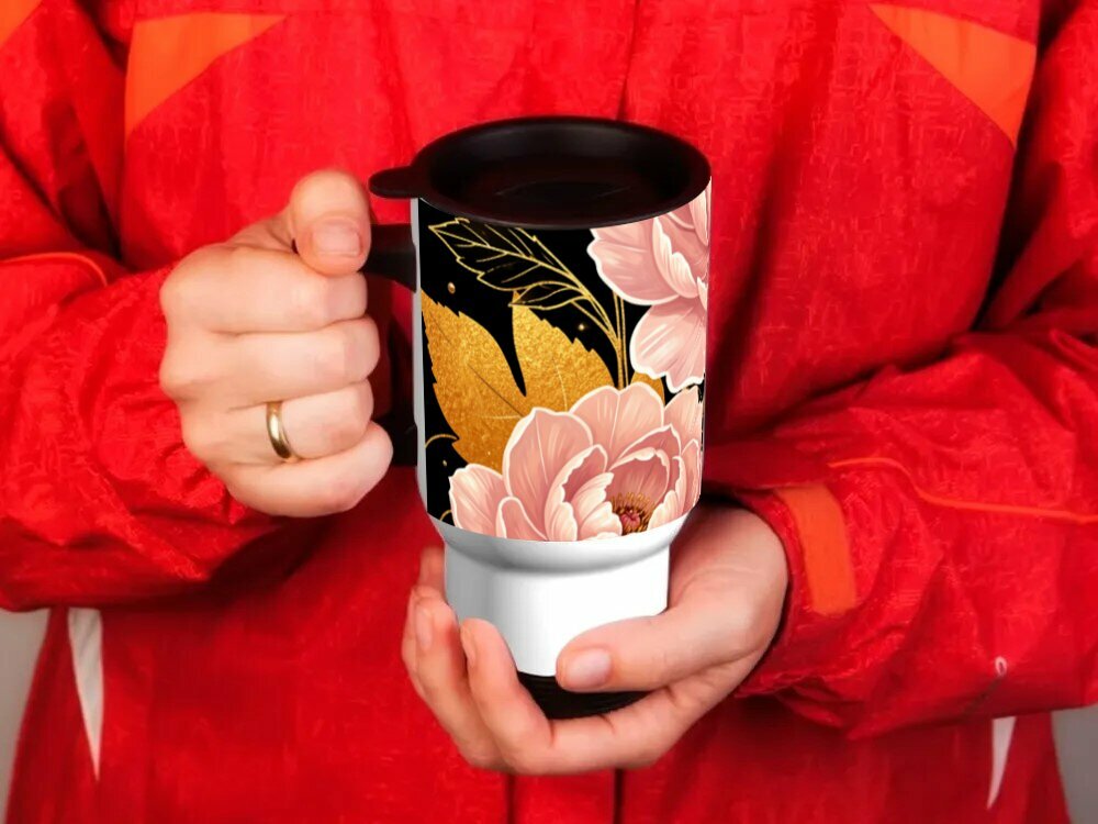 Тремокружка для авто с принтом "Розовые и бордовые пионы. Изящная цветочная композиция с крупными махровыми бутонами в нежно-розовых и насыщенно-винных тонах, на черном фоне." 0.5 л.