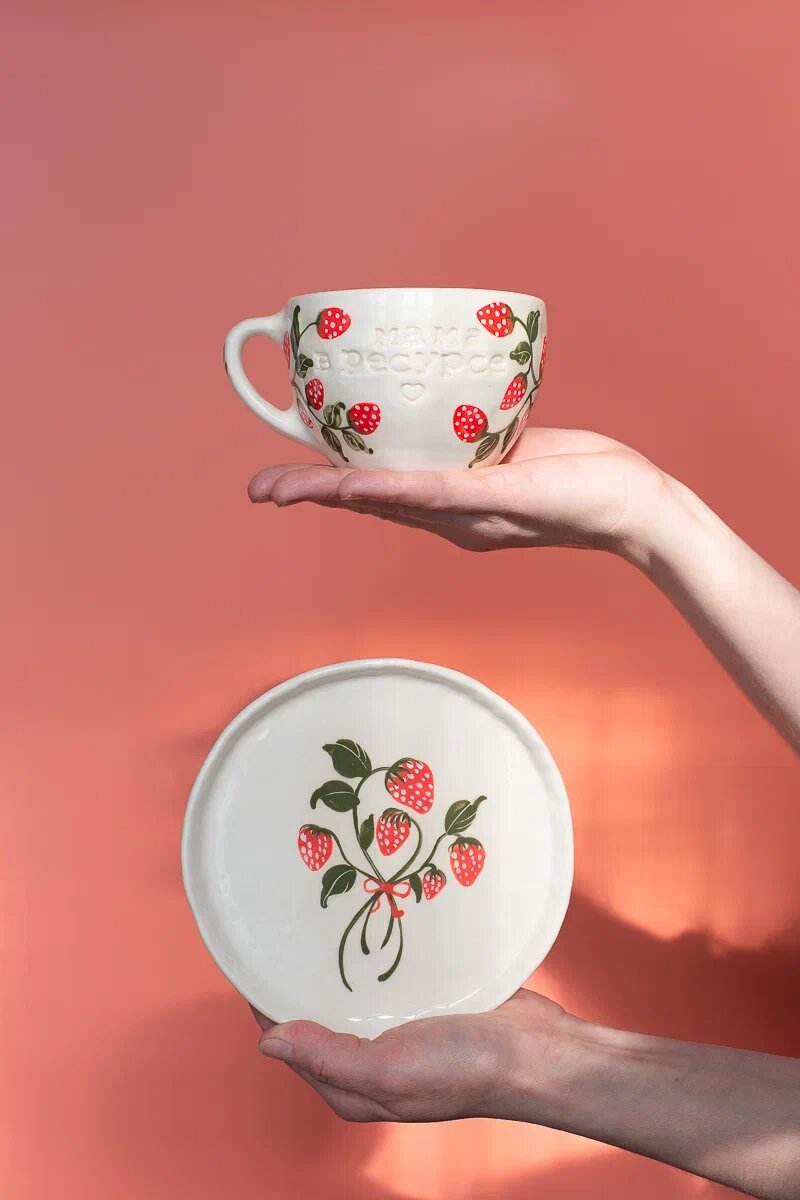 Керамическая чайная пара ручной работы с надписью «Мама в ресурсе, мама в а&уе» с клубникой от бренда TatKo