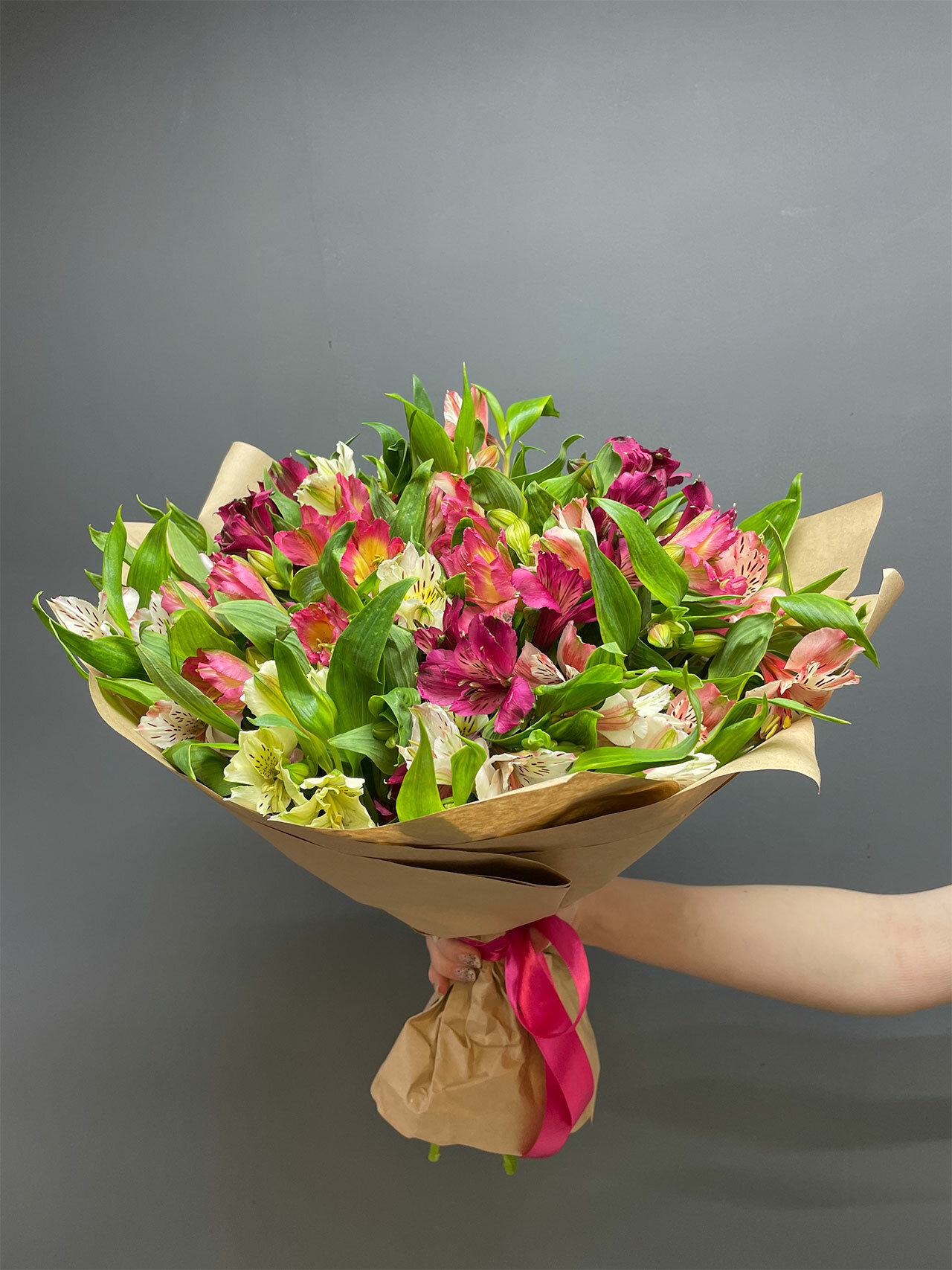 Классический букет из 15 альстромерий микс в крафте с атласной лентой