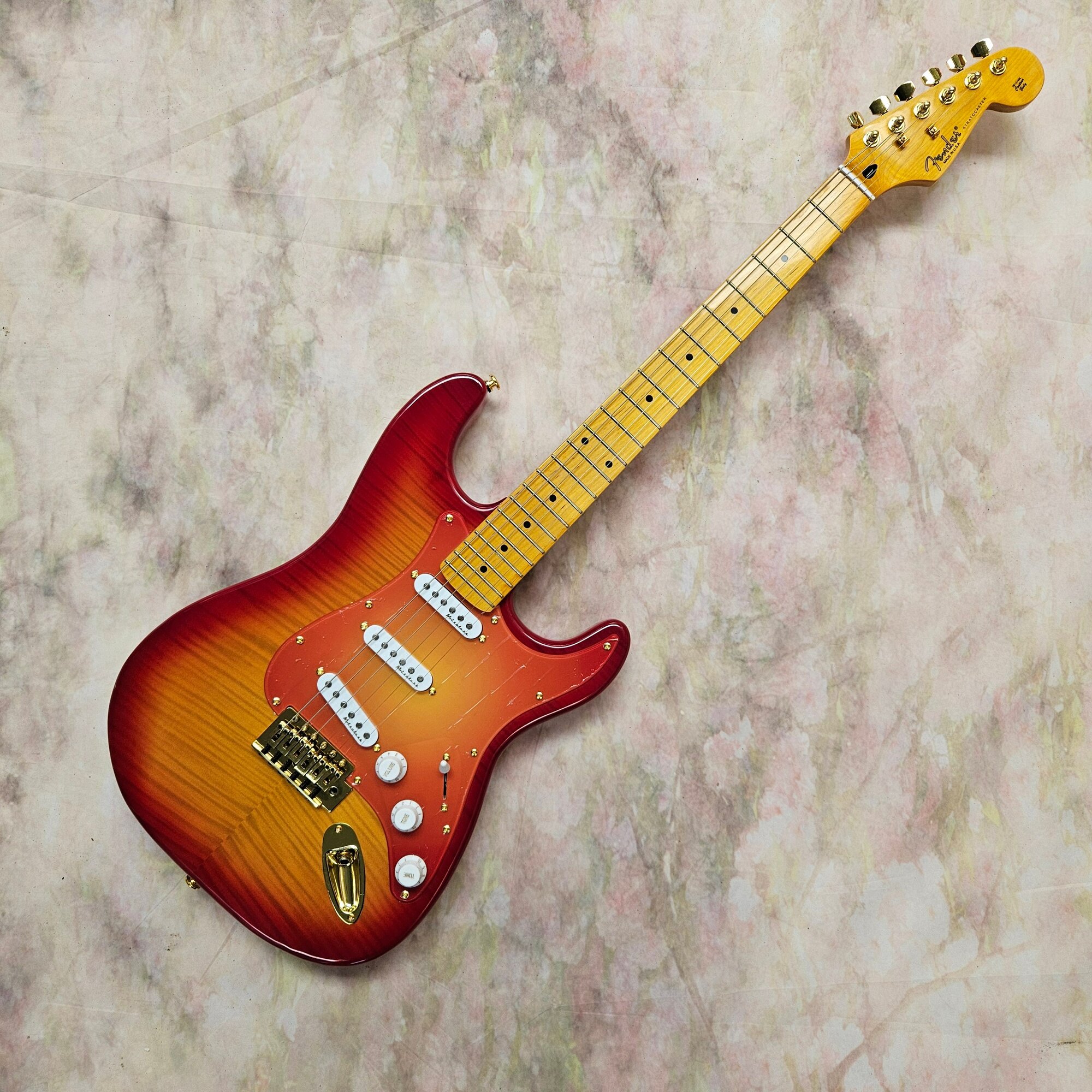 Электрогитара Fender Stratocaster, тигровый, клен, кленовый гриф, золотая фурнитура