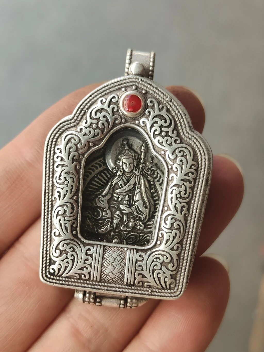 Кулон Будды Шакьямуни в белом камне