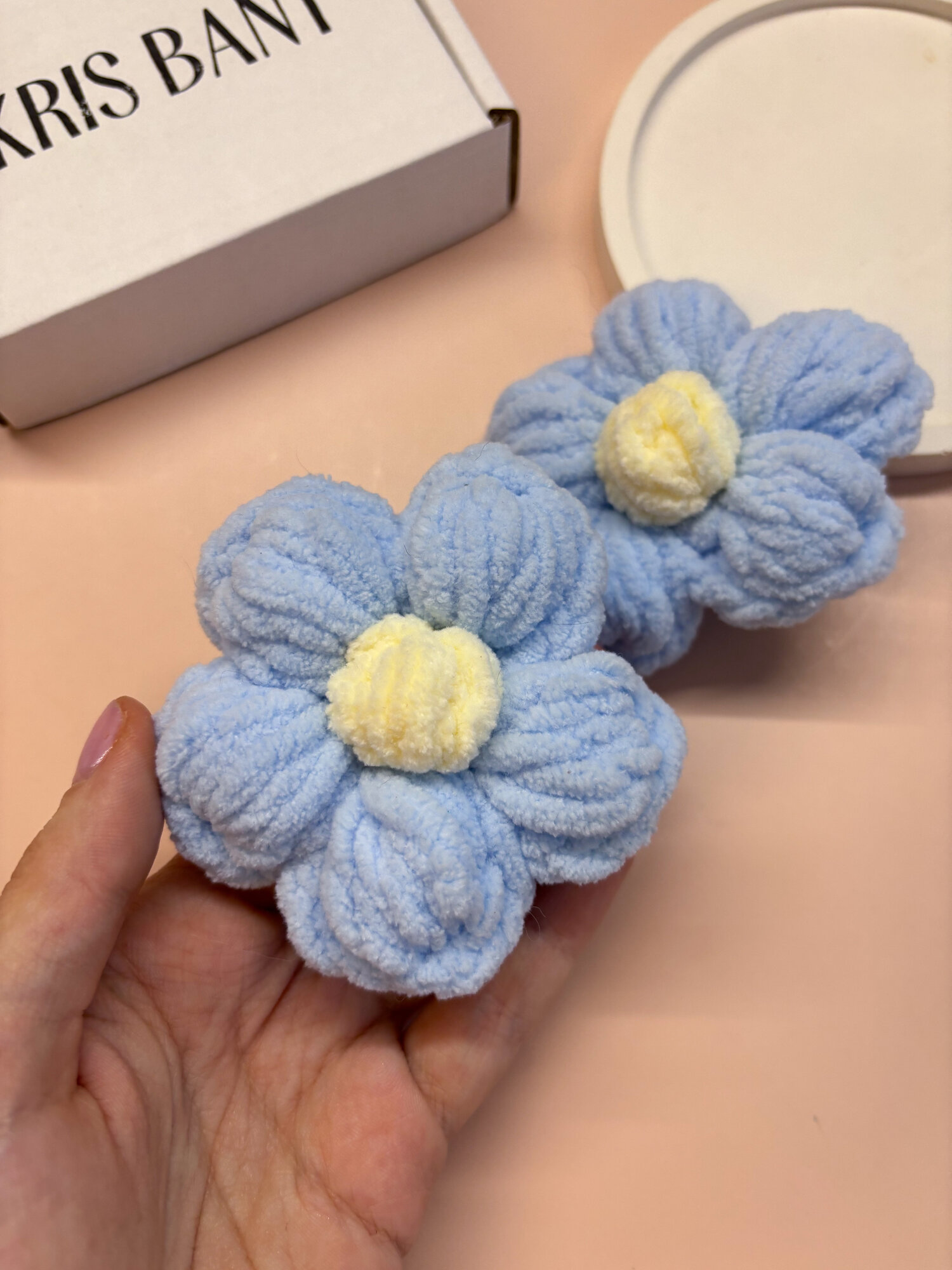 Резинка для волос объемный вязаный цветок 2 штуки