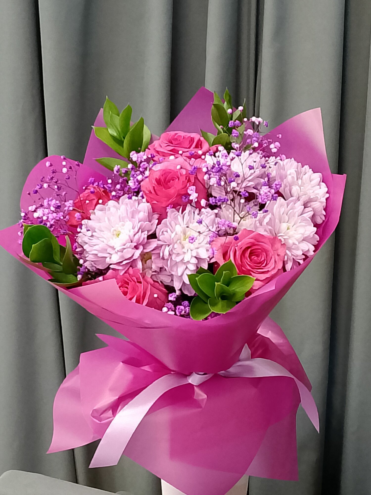 Букет из Эквадорских Роз Lola, Розовой Кустовой Хризантемы, Сиреневой Гипсофилы и Рускуса "Purple Breeze"