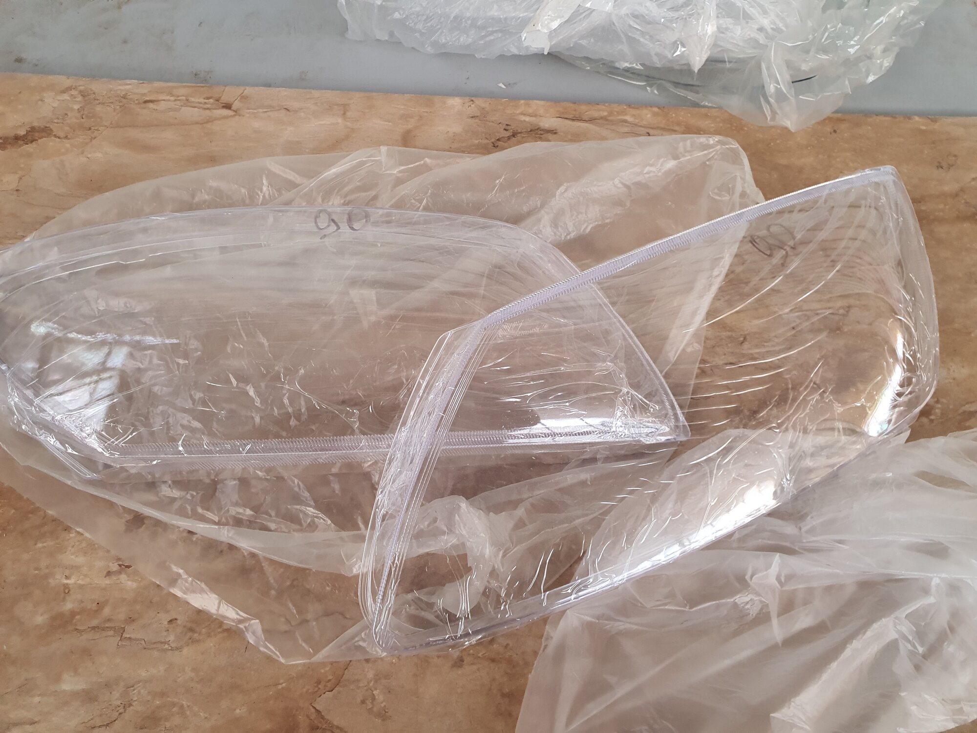 Стекла Фар Передних Ваз Лада Гранта Пара 2 Штуки Правая и Левая (Пластик).