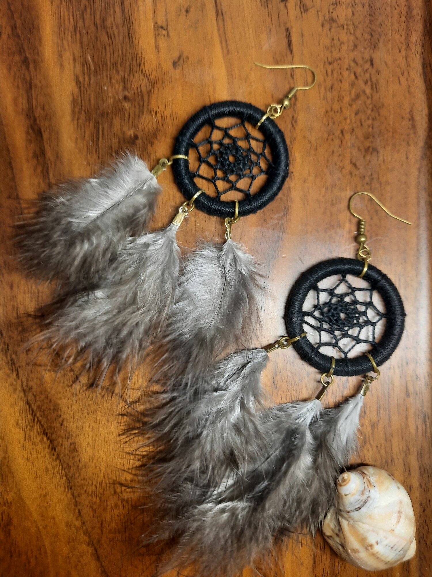 Серьги ручной работы "Ловец снов ", чёрные/серые с перьями