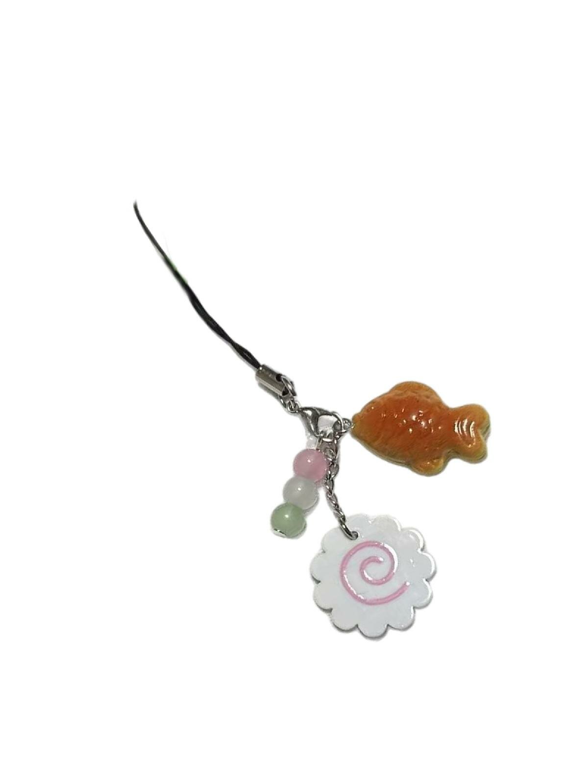 Подвеска в виде рыбьей доски с сердечком из бисера