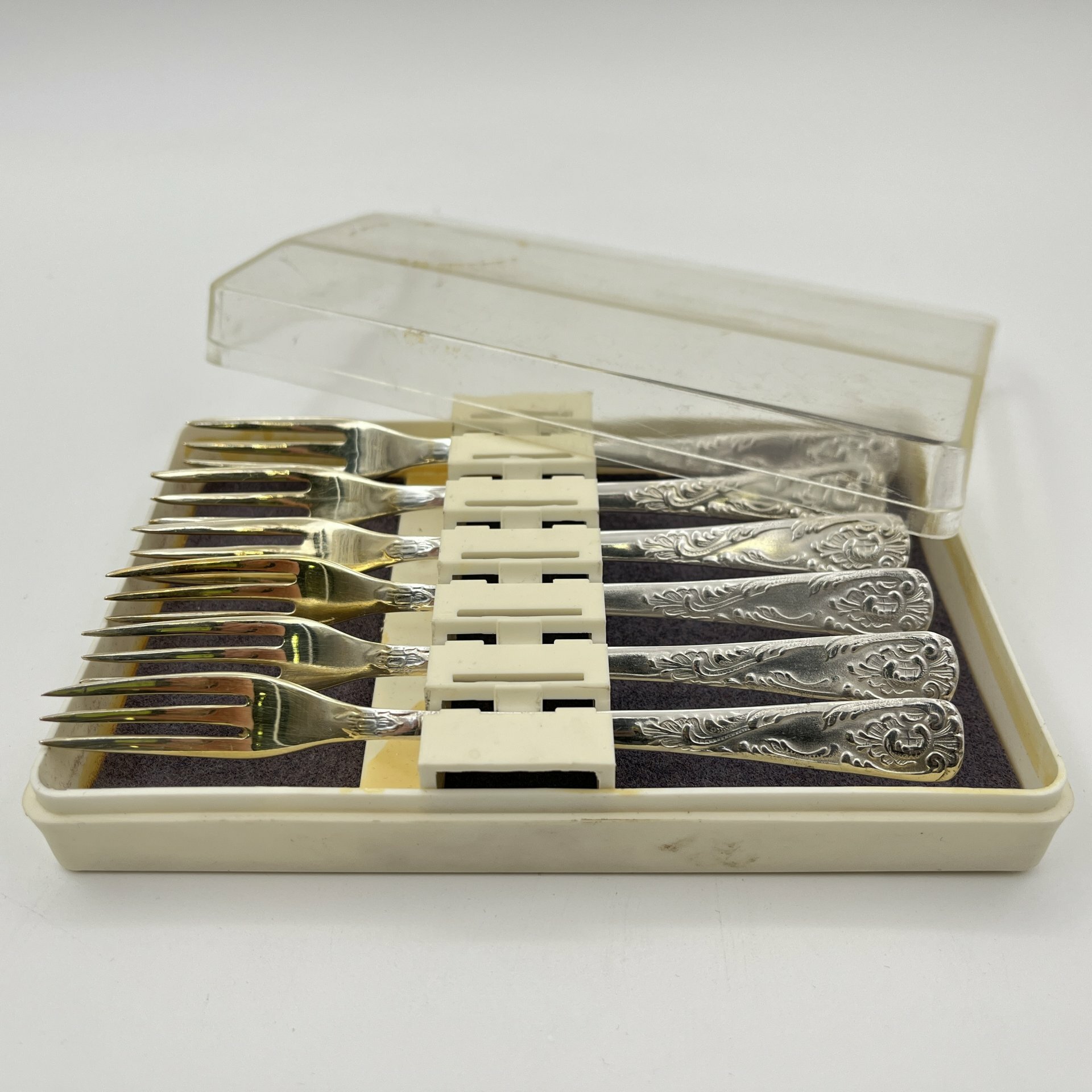 Набор из шести десертных вилок с растительным декором в оригинальной коробке