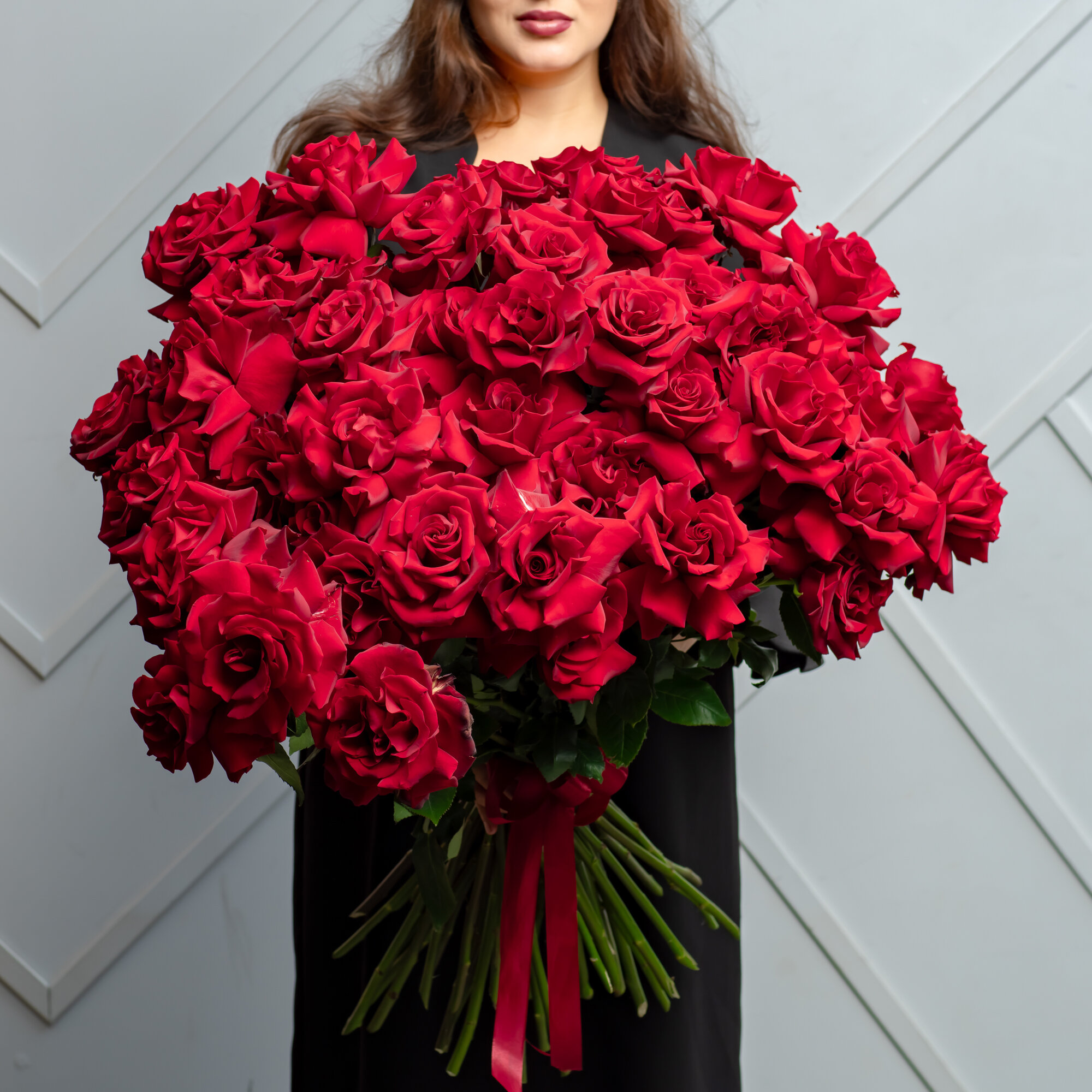 Букет живых цветов Flor-Pro Flowers из 51 красной эквадорской розы Эксплорер с атласной лентой