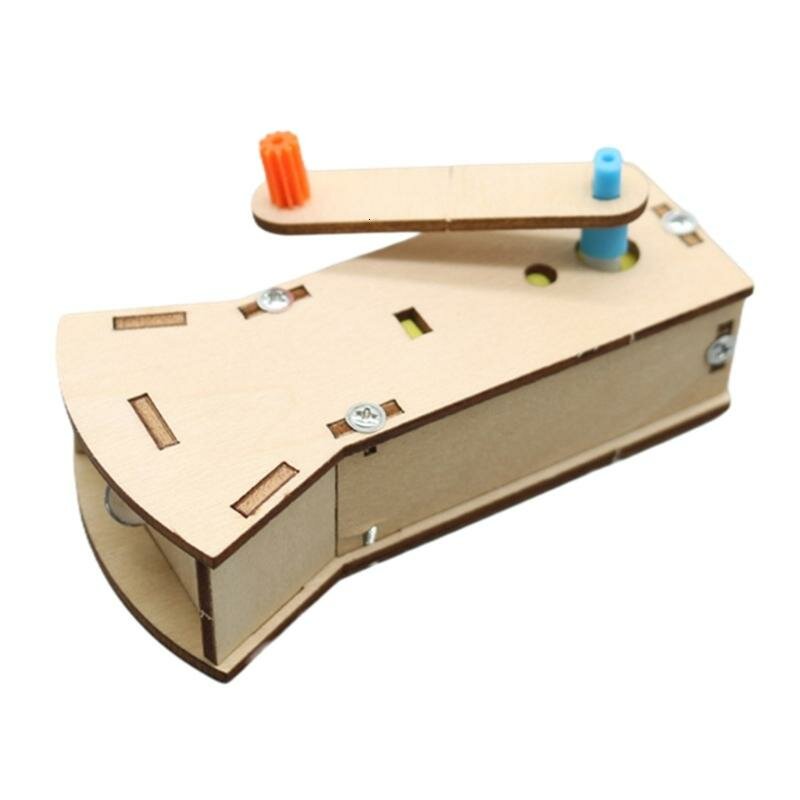 Деревянный ручной фонарик-игрушка