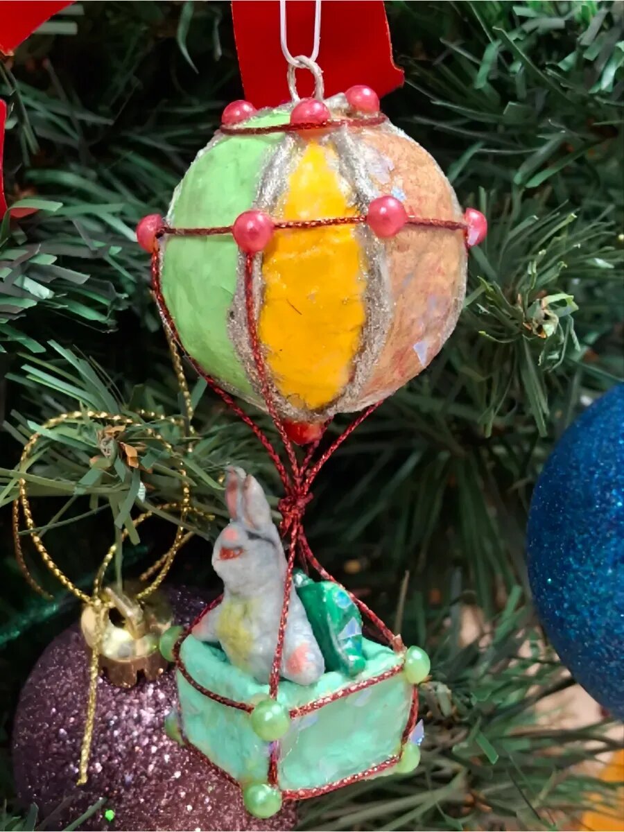 Ватная игрушка "Заяц с елкой на воздушном шаре"