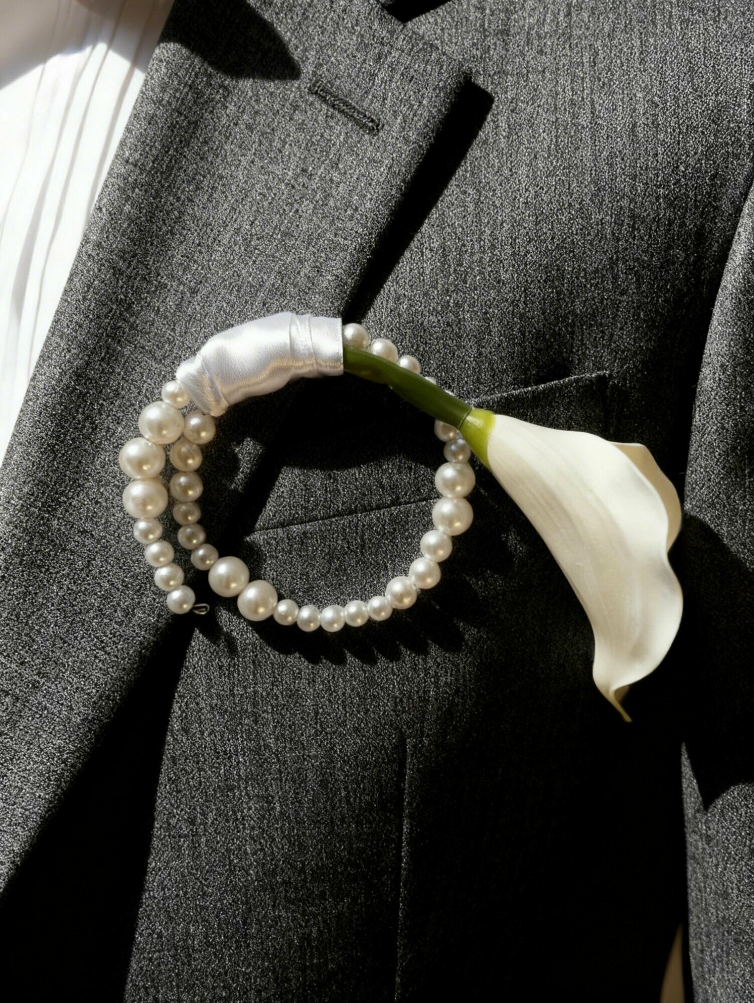 Бонбоньерка из бусин, бутоньерка с каллами свадебная из жемчуга ручная работа