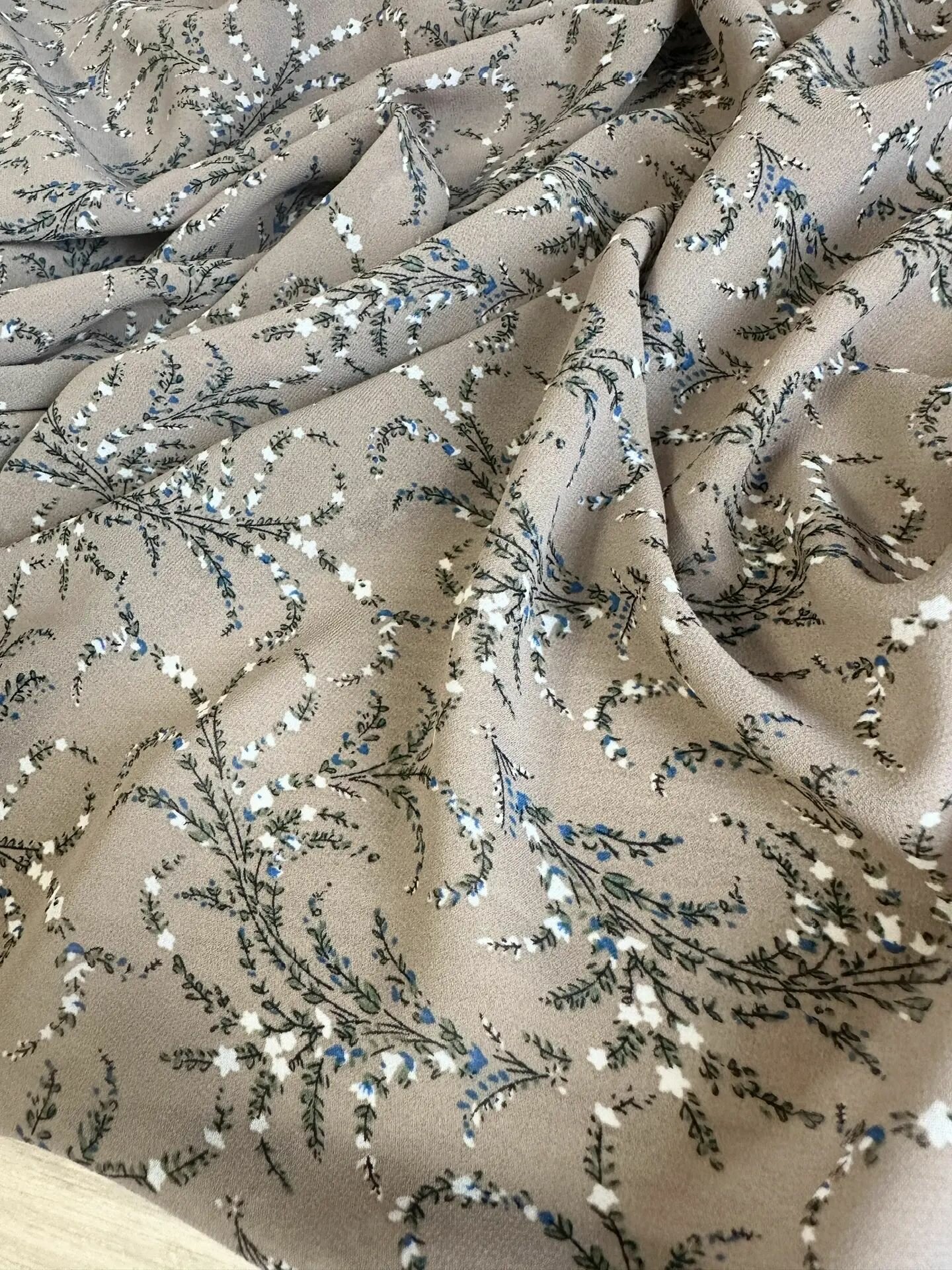 1,5м. Ткань Шифон для шитья. Темно-бежевый. Ширина 150 см. Плотность 100 г/кв. м.