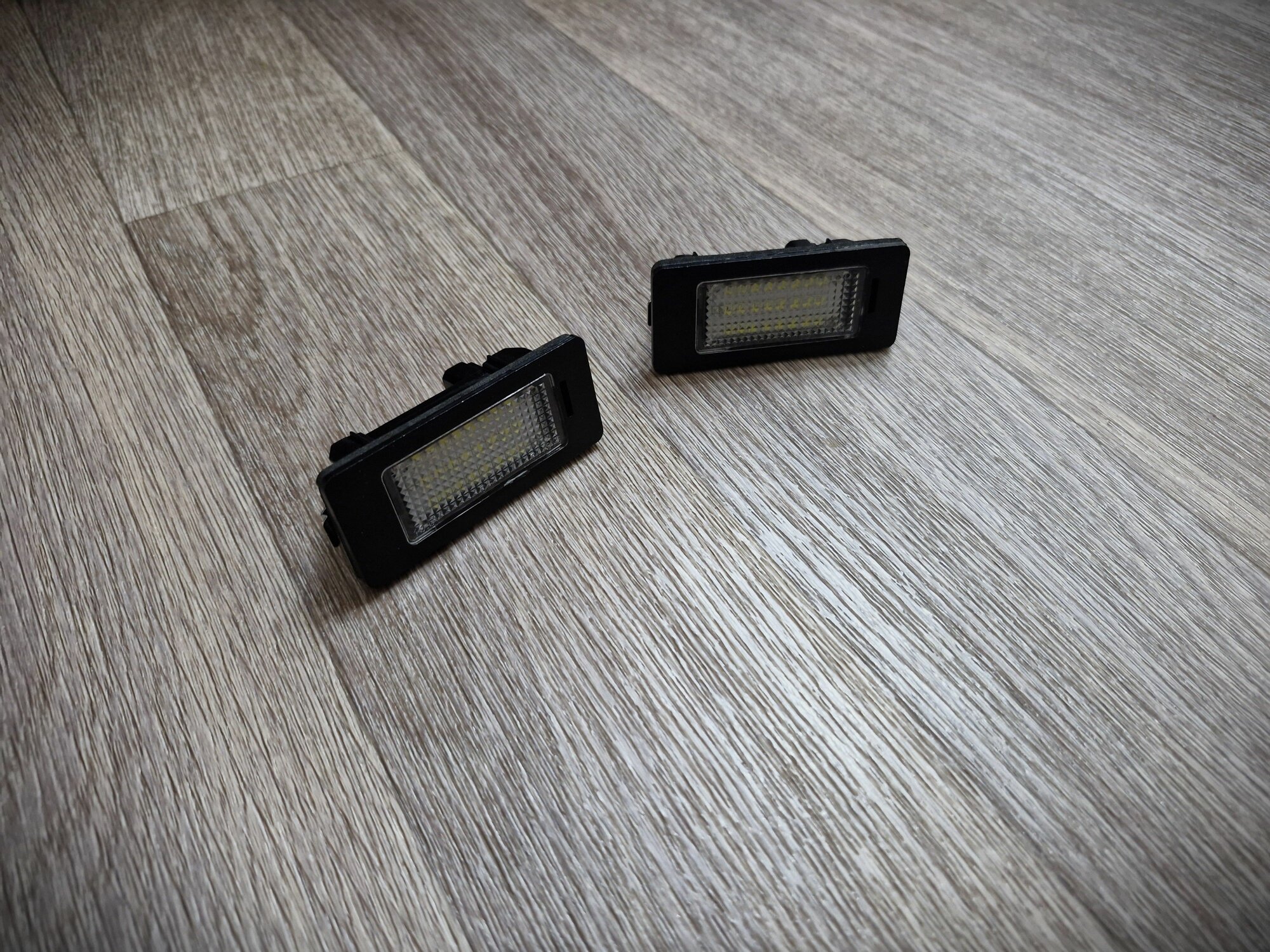 Плафоны фонари диодные LED подсветки номерного знака (2 шт.) на BMW БМВ E70 E71 E39 E82 E88 E46 E90 E91 E92 E93 F30 F32 F31