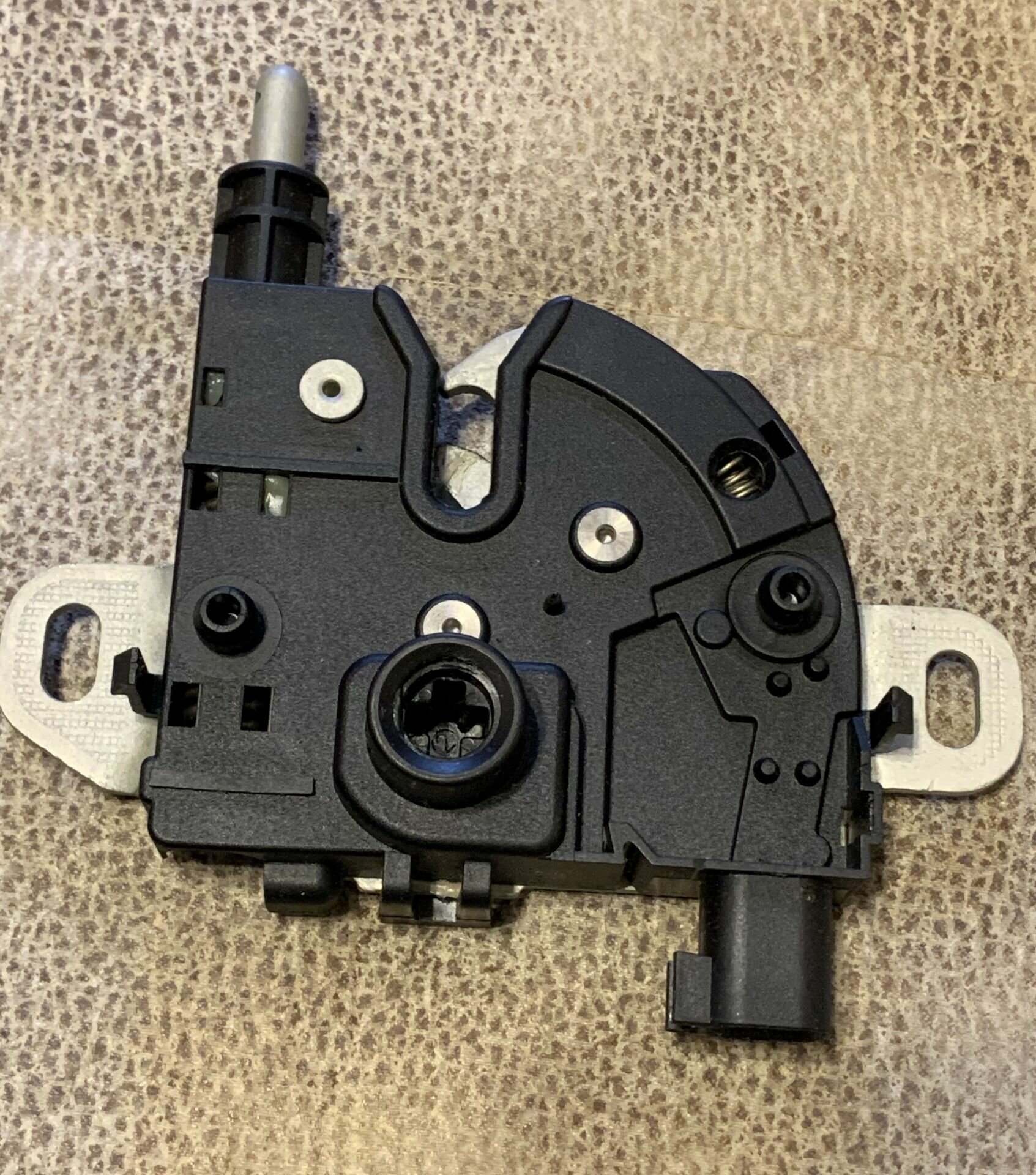 Замок капота (под разъем датчика концевика капота) на Форд Фокус 2 (2005-2011 г. в.), C-Max, Куга 1