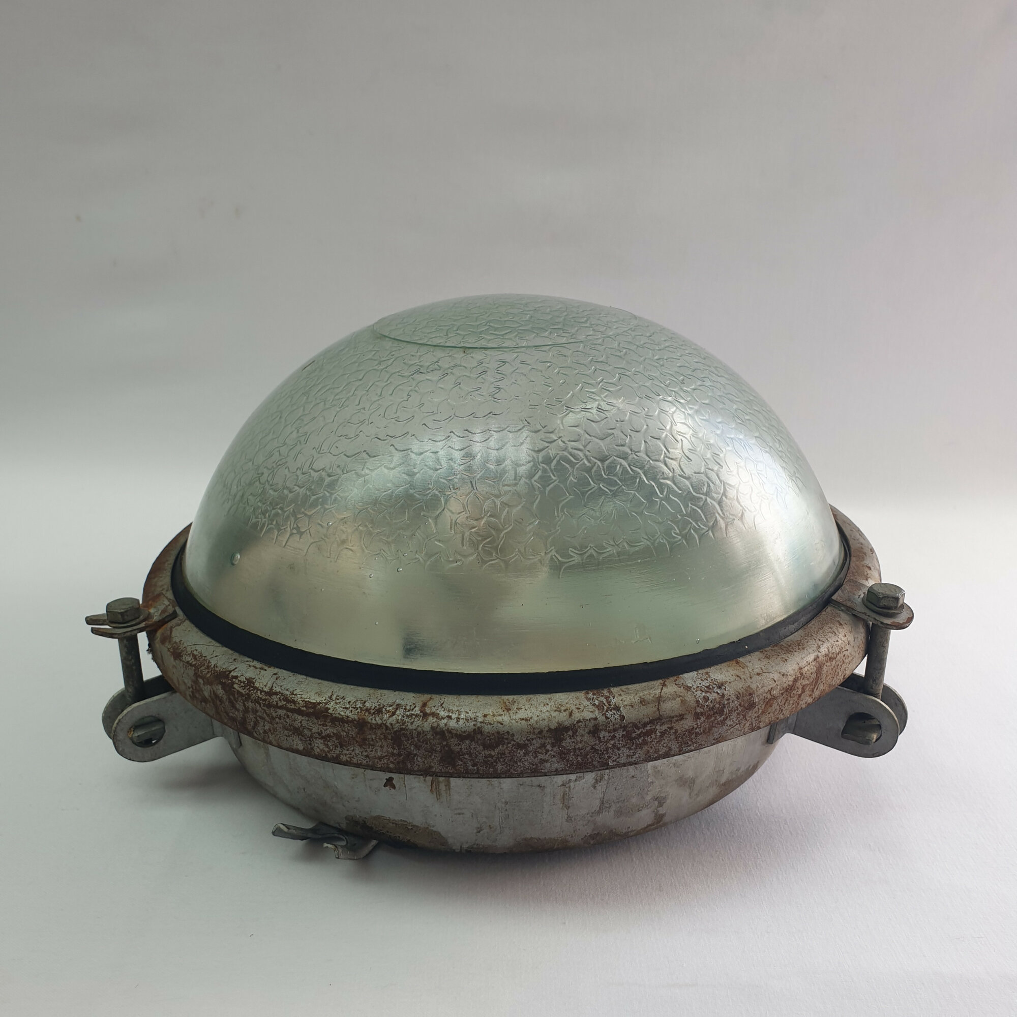 Винтажный светильник промышленный НПП03, стекло, металл, диаметр 24 см, ржавчина СССР.