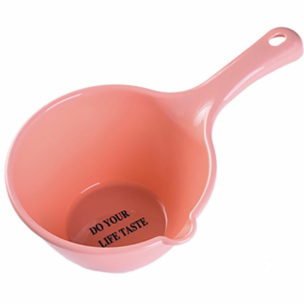 Пластиковый черпак для воды с длинной ручкой